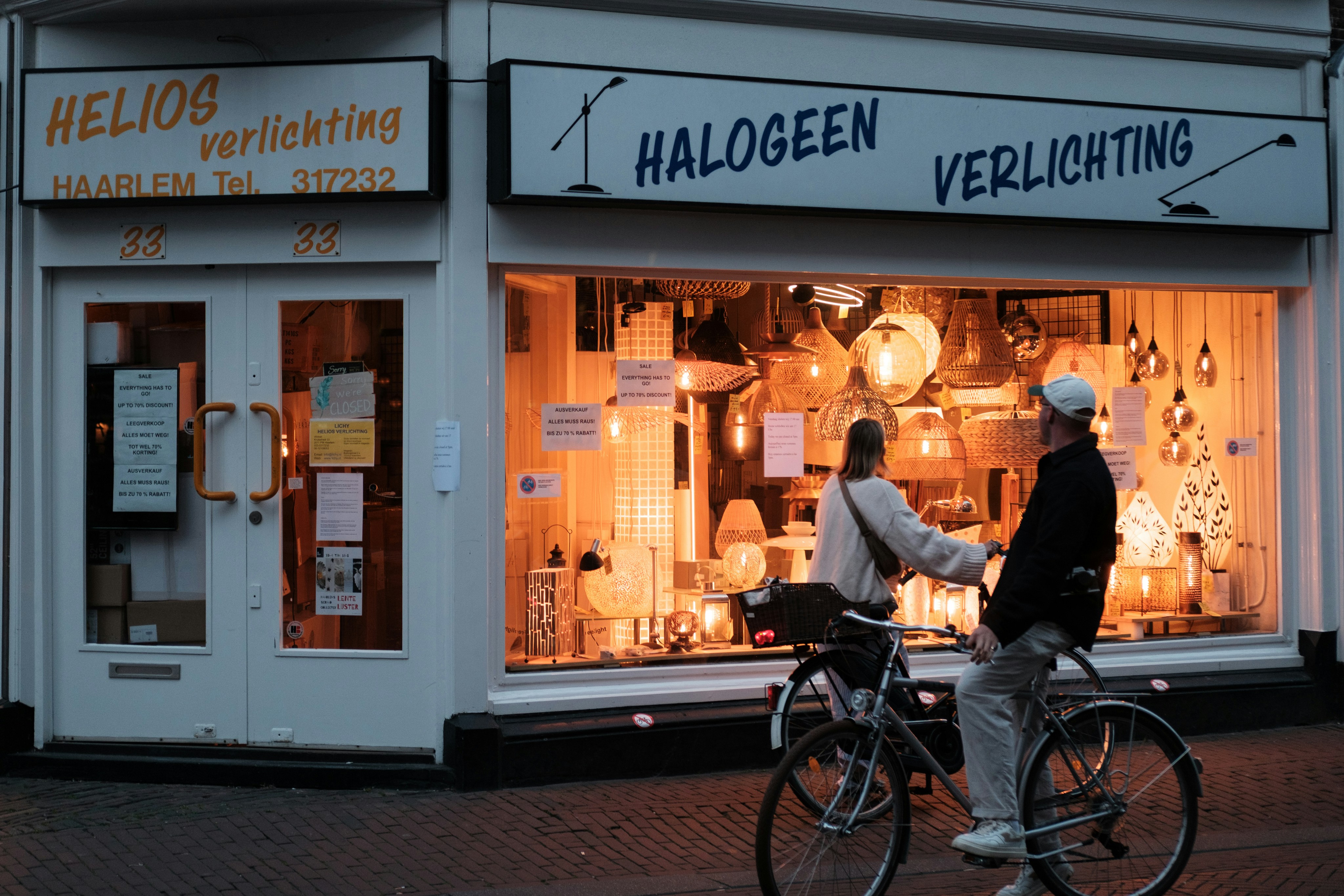A storefront displays halogen lighting and lamps. photo – Free Woman ...