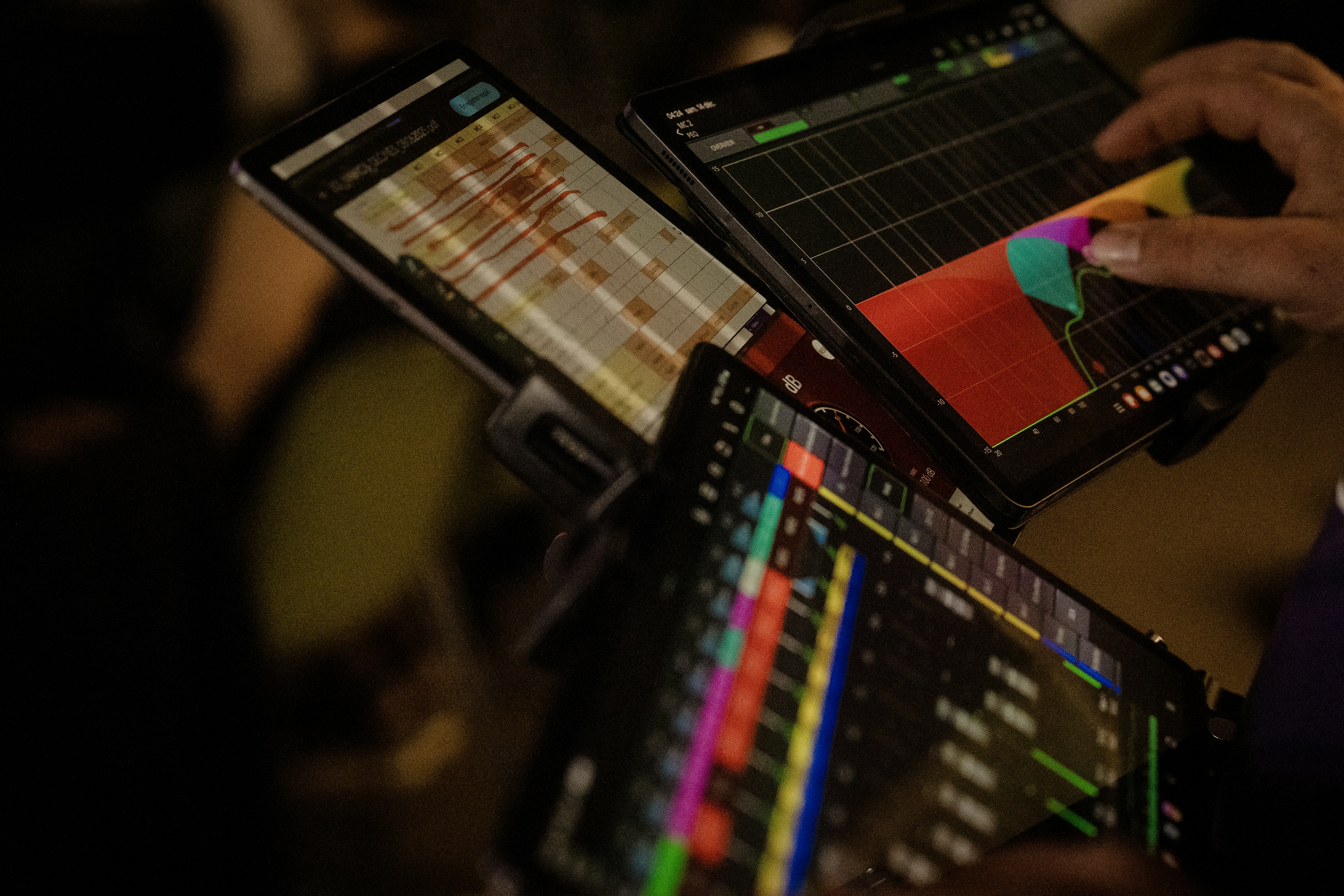 Picture taken by Nathan Pellerin during a ResKP tour // www.reskp.fr | Someone is using multiple electronic devices.