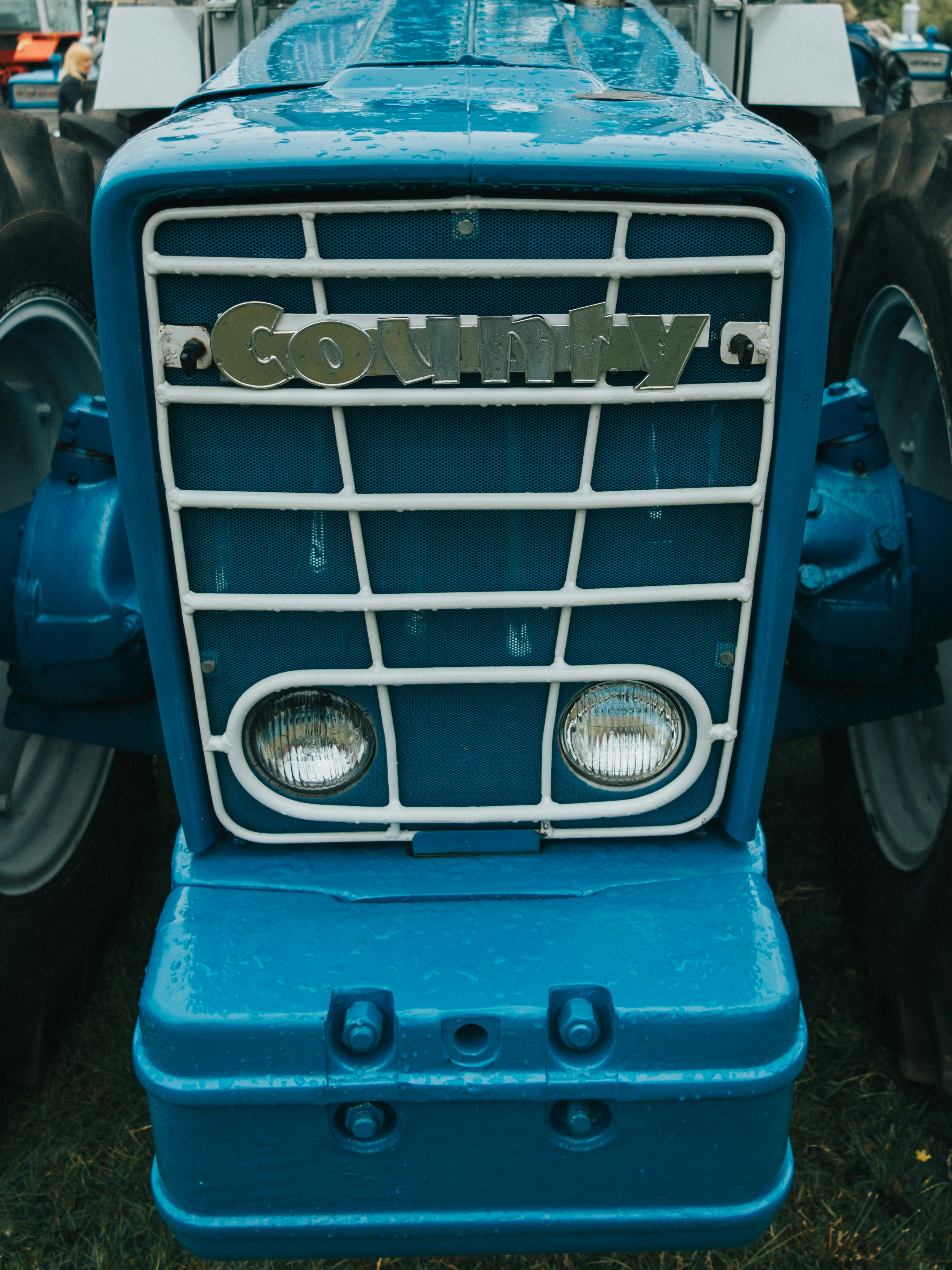 A blue county tractor grille is shown. photo – Free Car Image on Unsplash