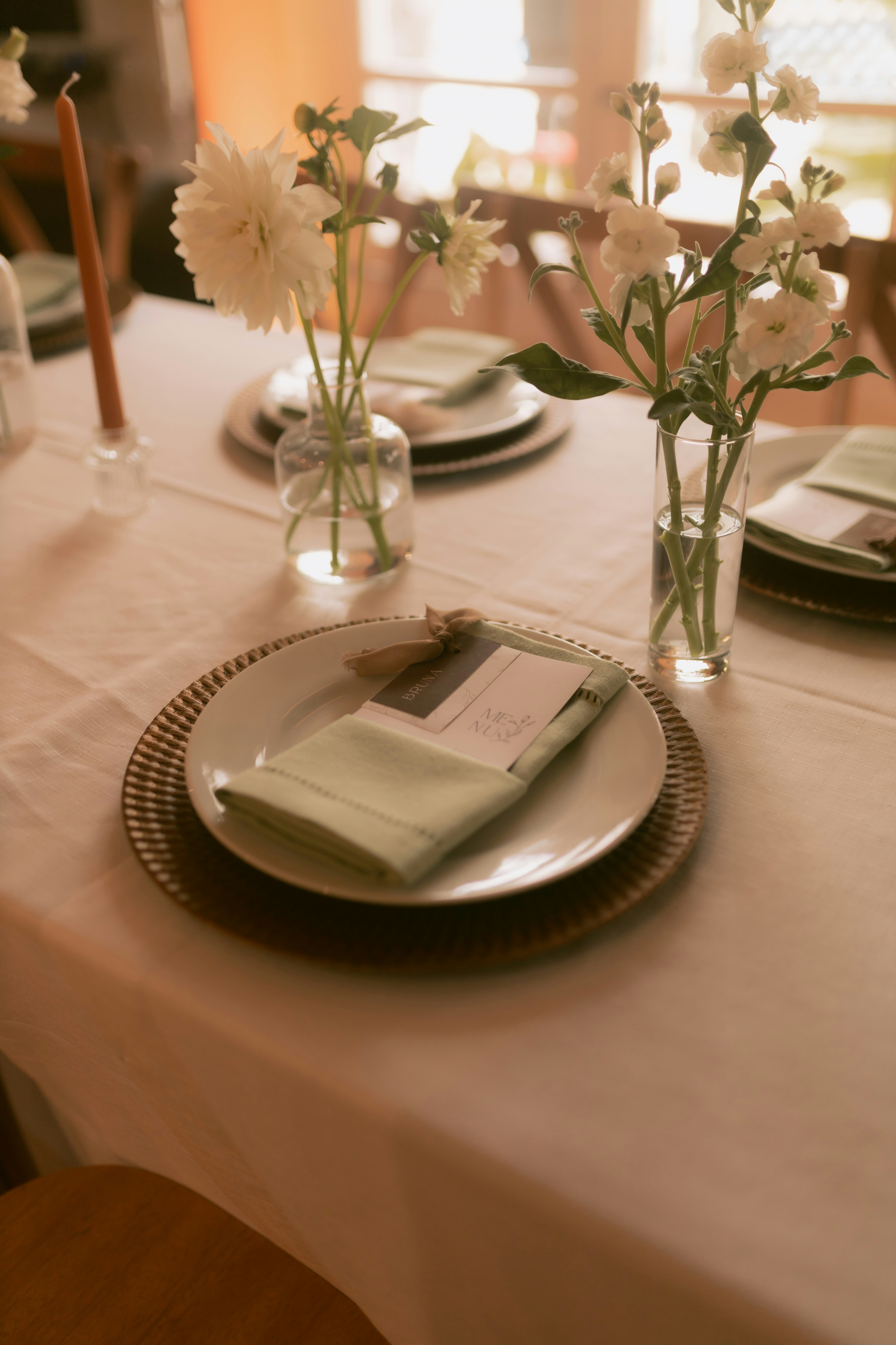 Elegance in Simplicity: A Dining Table Set for Gathering