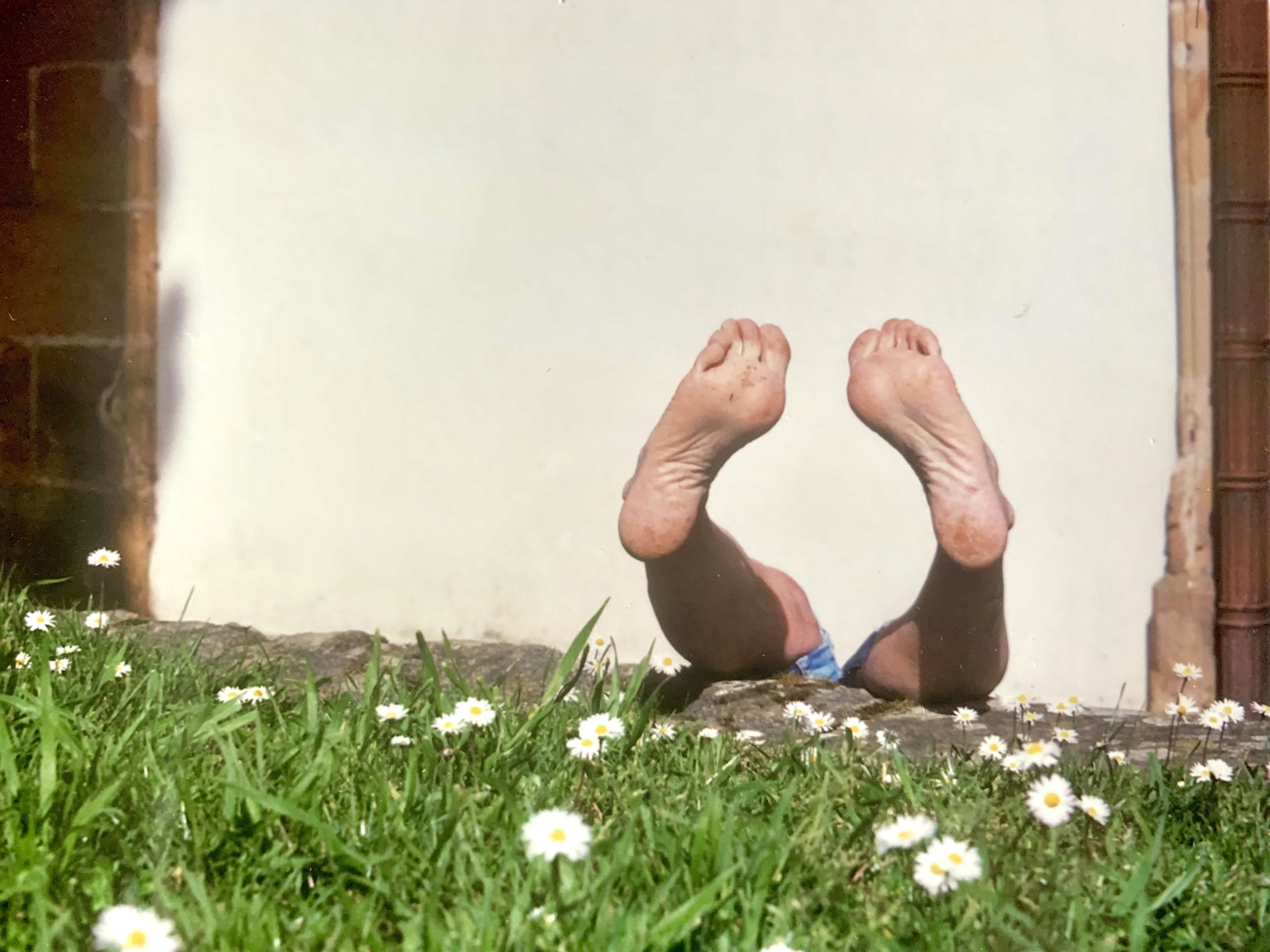 Autorretrato. | Feet in the air, enjoying the sun.