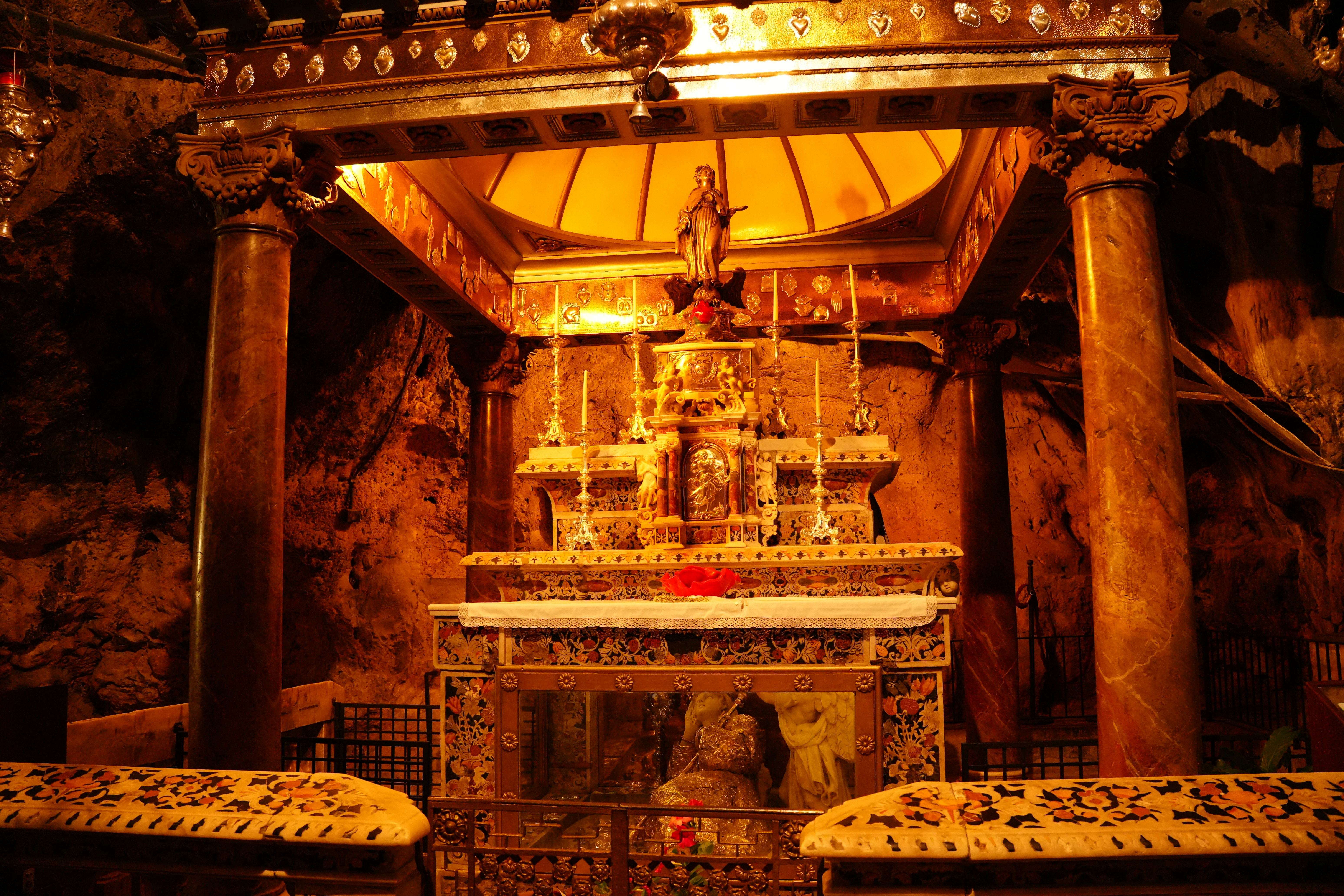 Ember-Glow Altar in a Cavern Temple