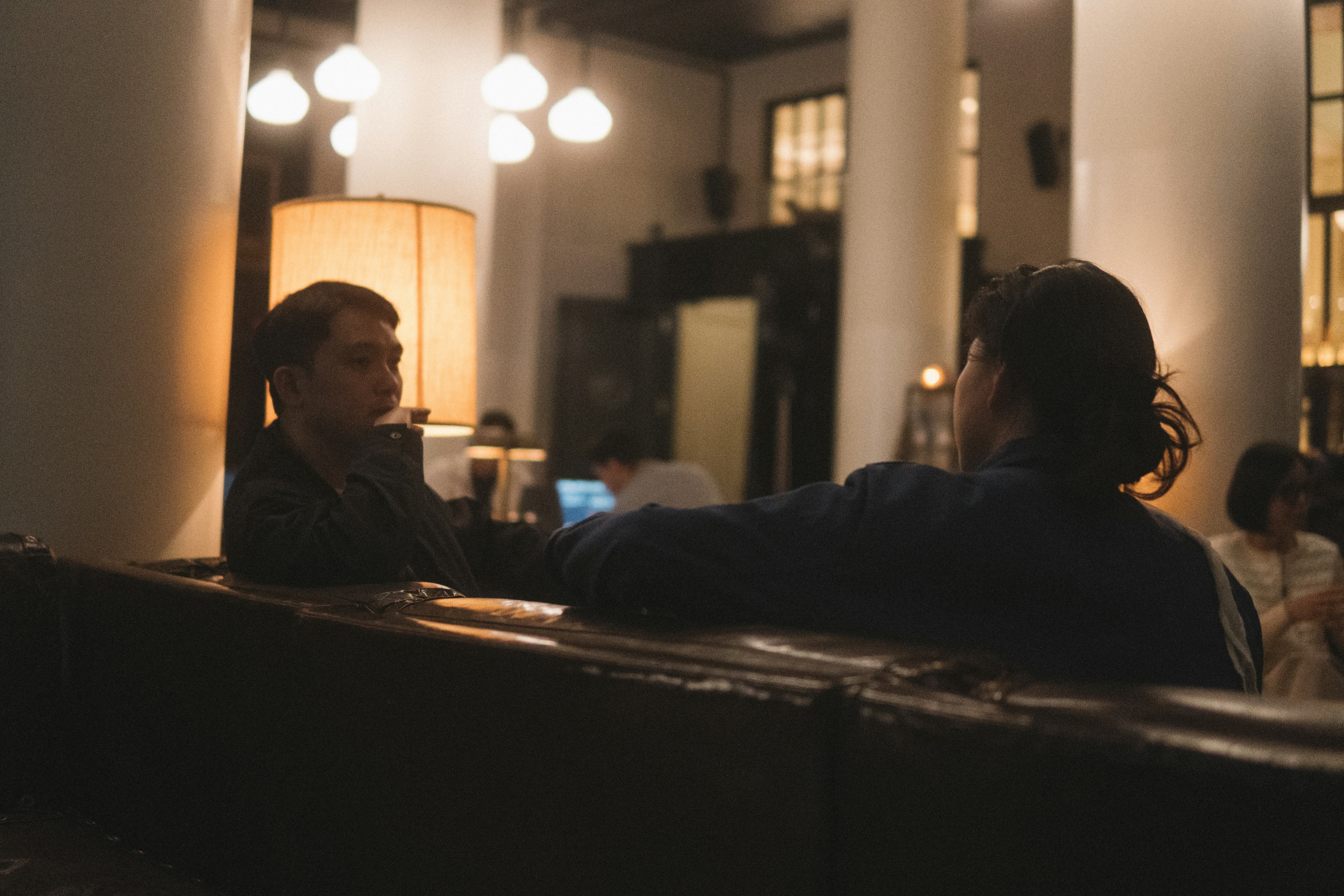 Two people engage in conversation at a bar. photo – Free Woman Image on ...