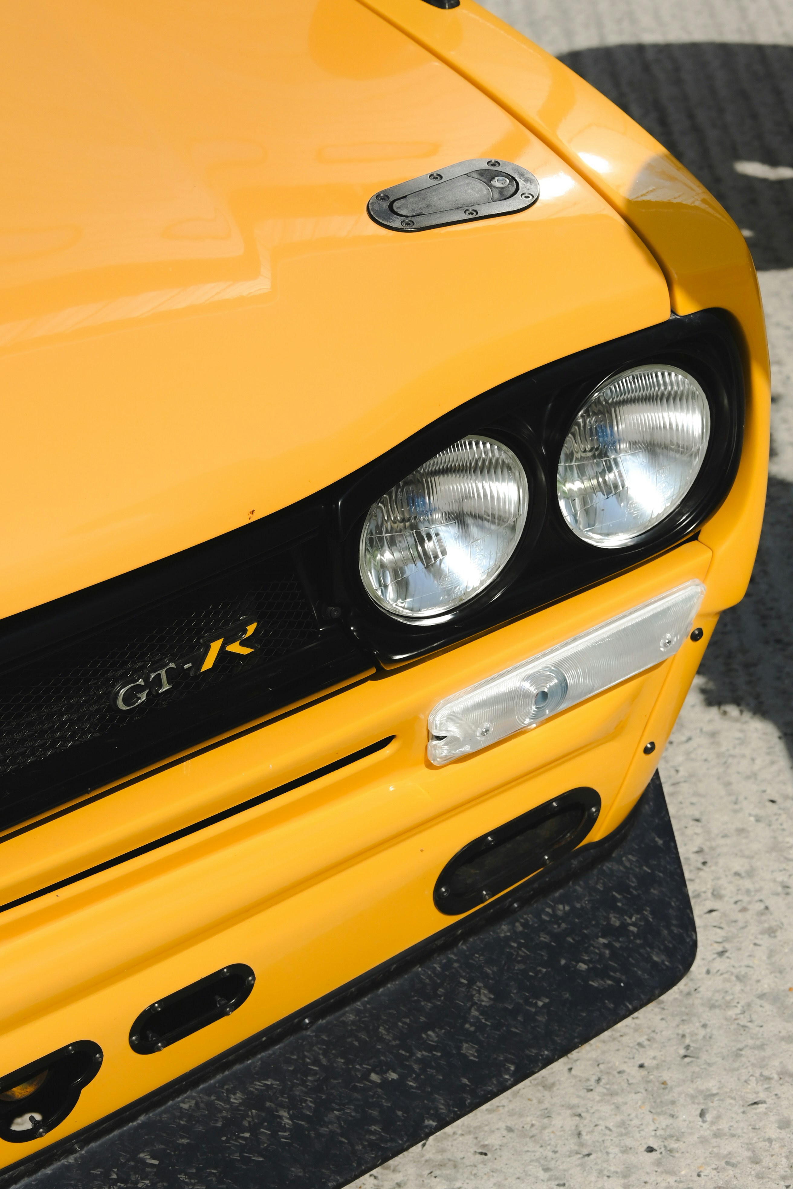 A bright yellow classic nissan gt-r. photo – Free Old car Image on Unsplash