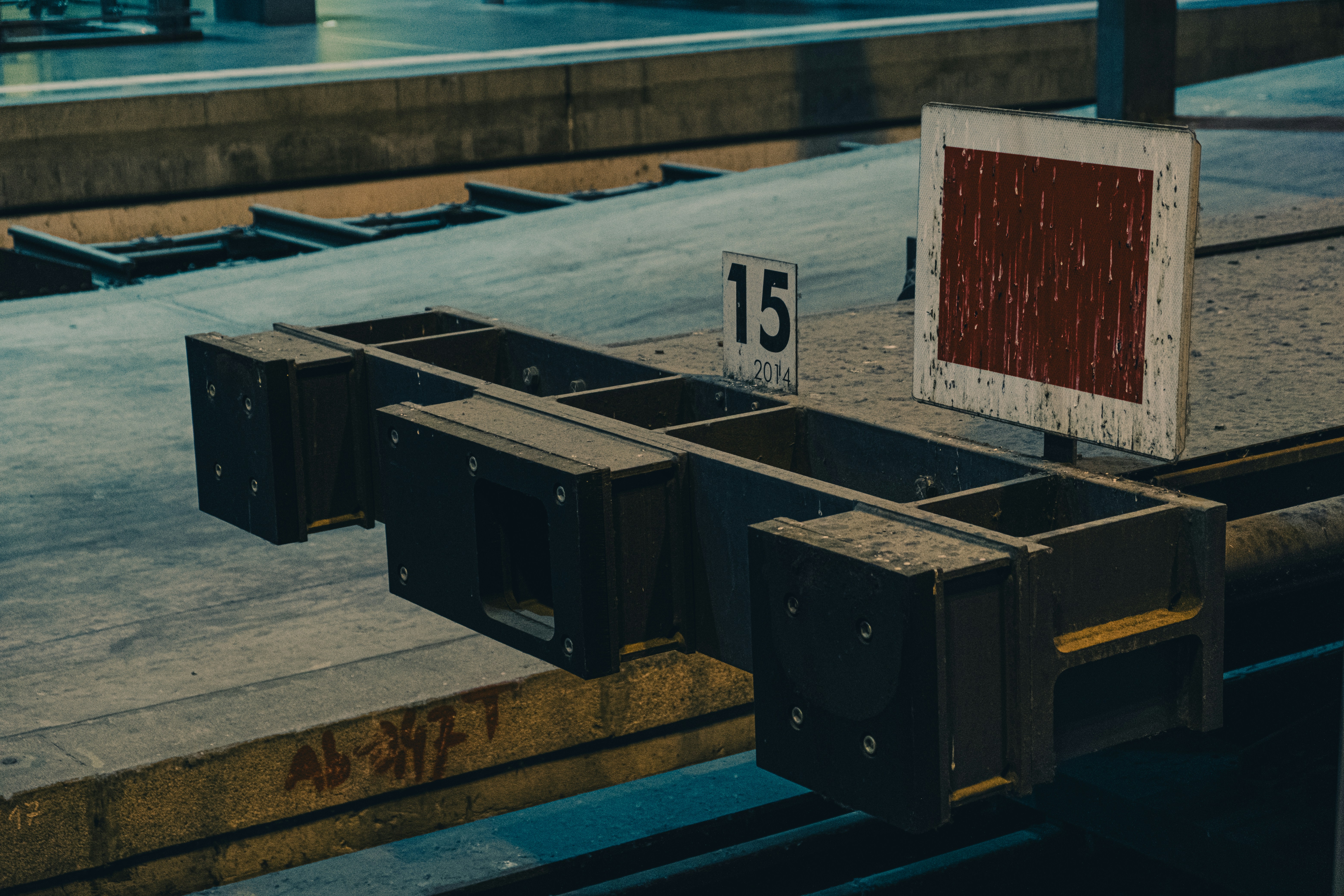 A train stop device on the platform sits ready. photo – Free Bahn Image ...