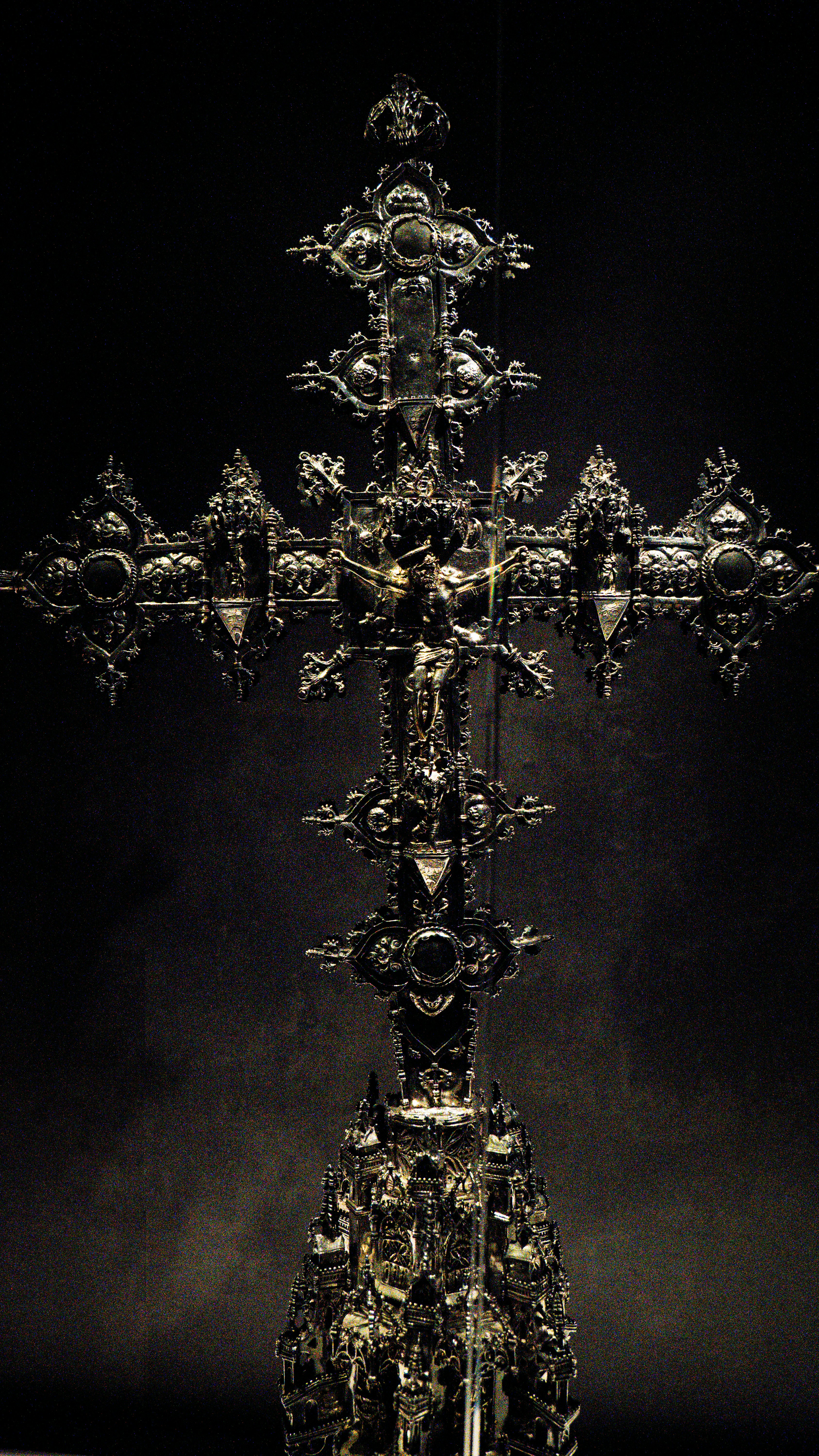 Intricate Elegance: The Silver Cross of Devotion