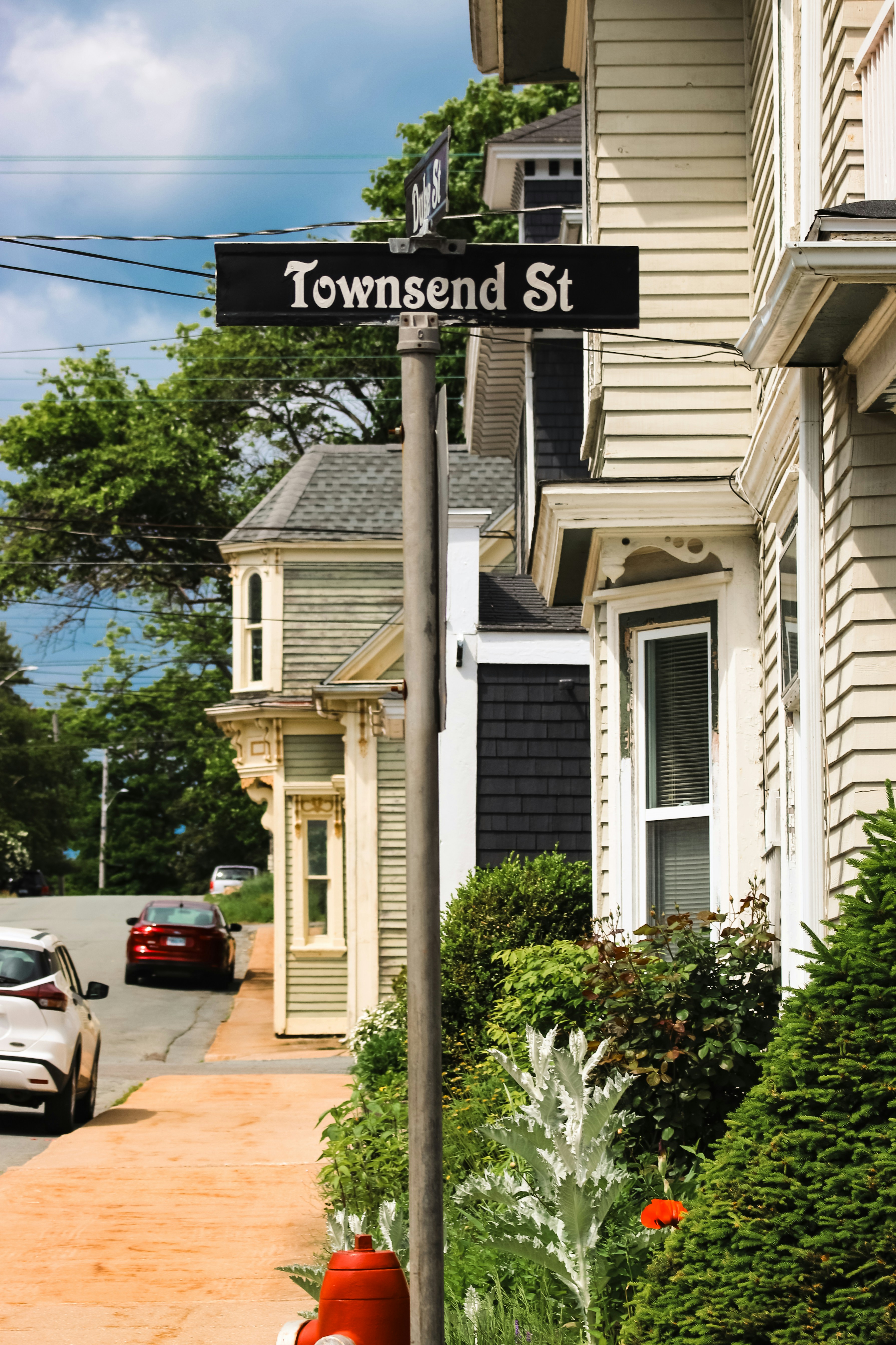 A townsend st. street sign marks a residential area. photo – Free Car ...