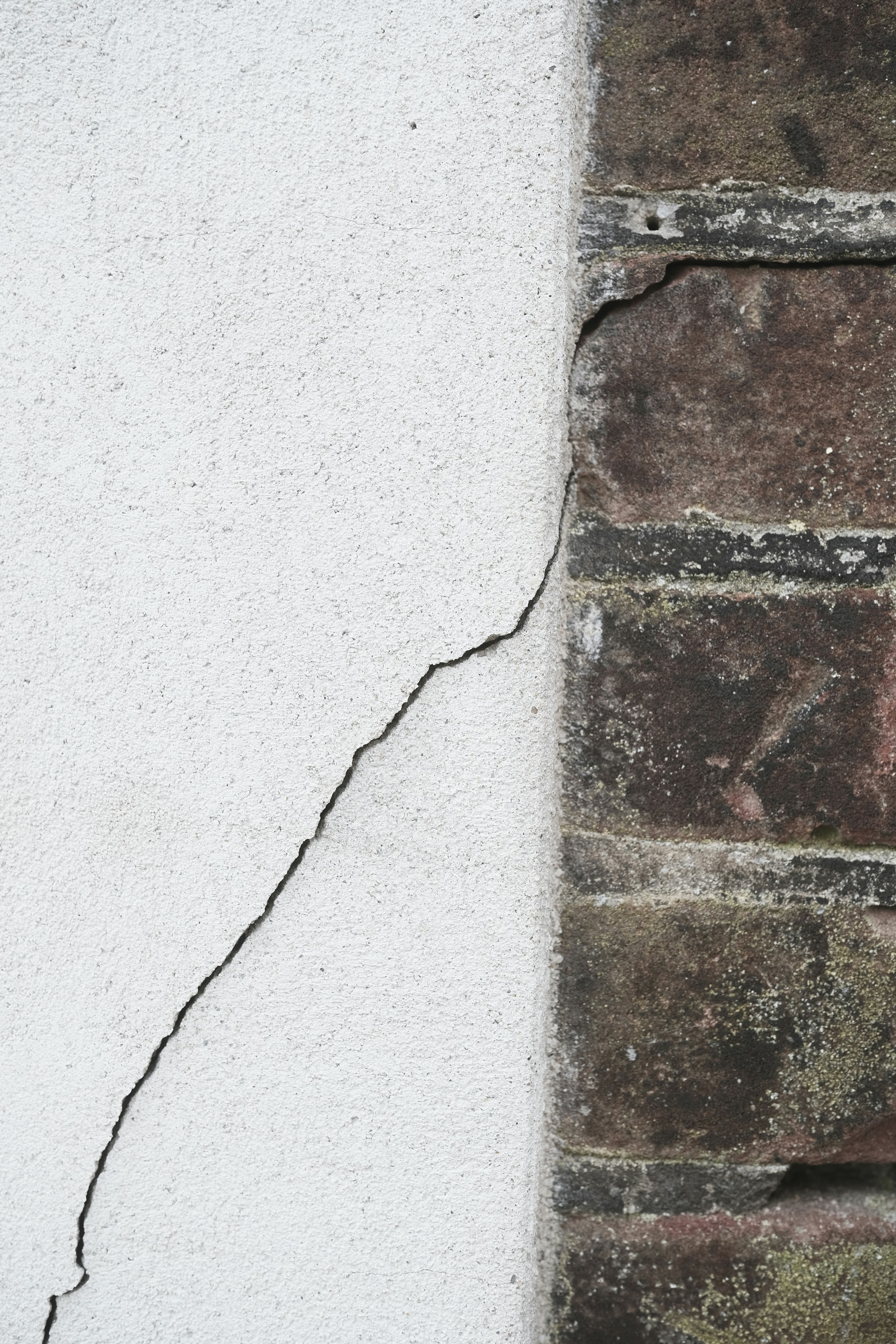 Crackline at the Plaster-Brick Boundary: A Texture Study