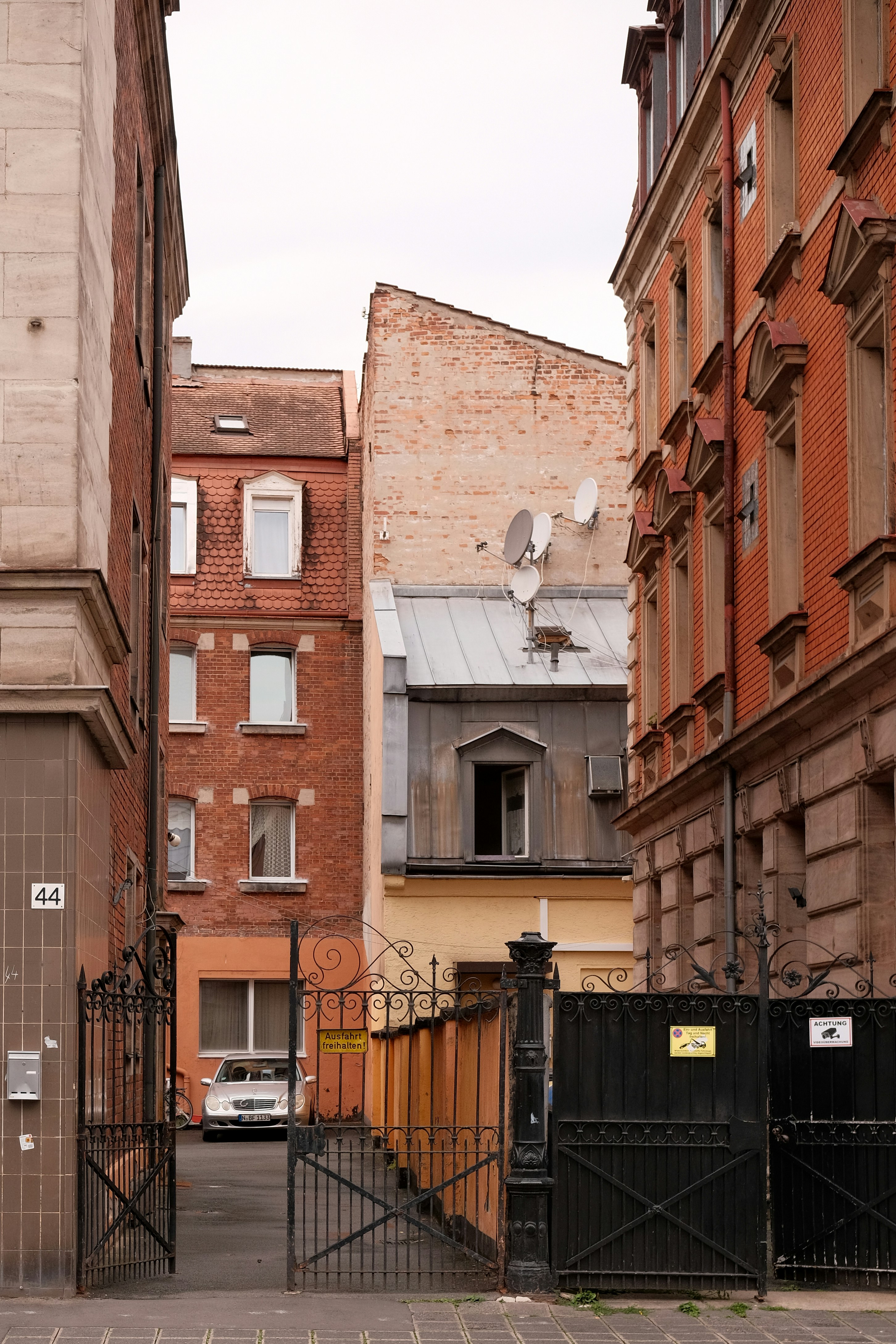 Buildings and an open gate show urban architecture. photo – Free ...