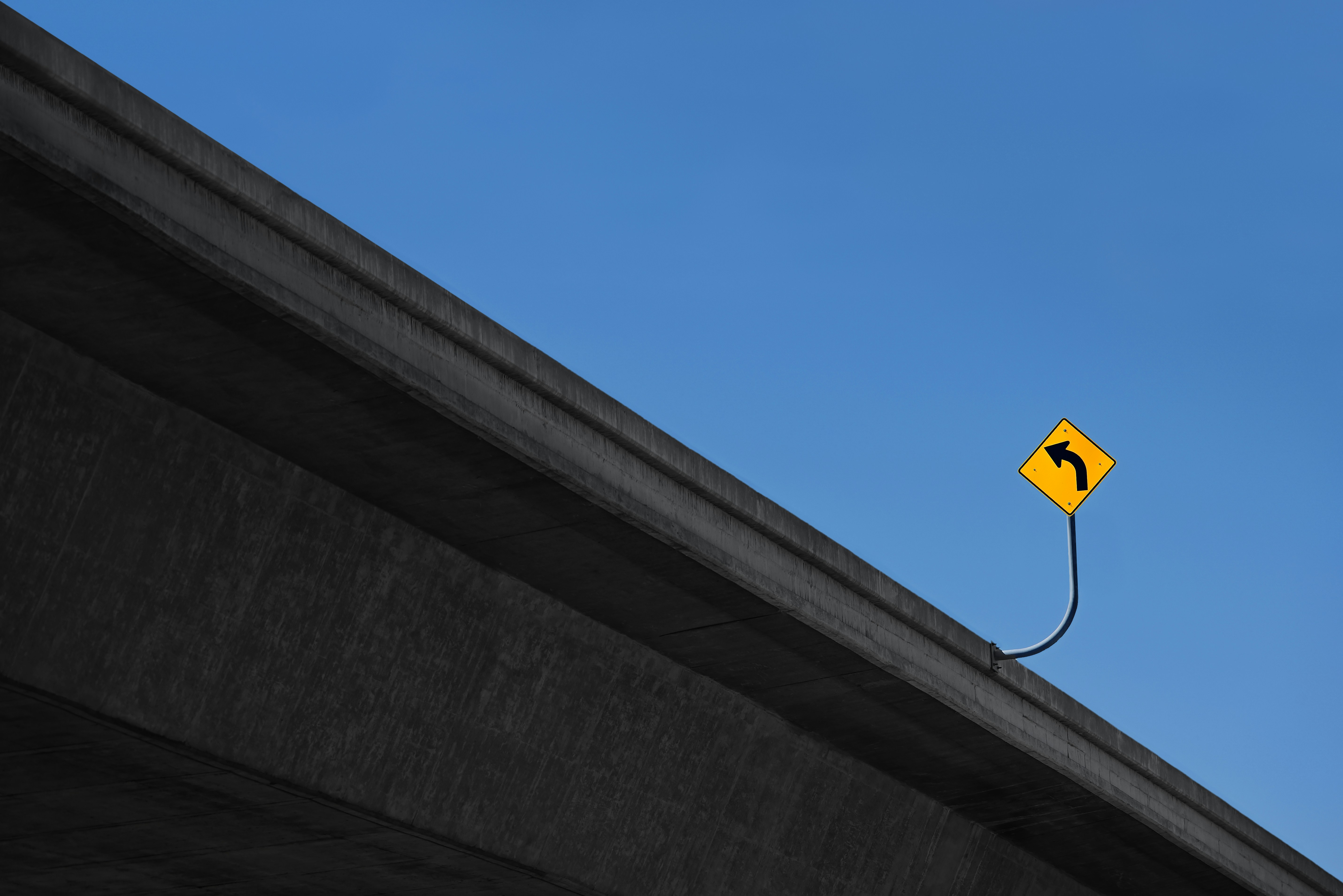 Curved Warning: A Sign of Urban Design