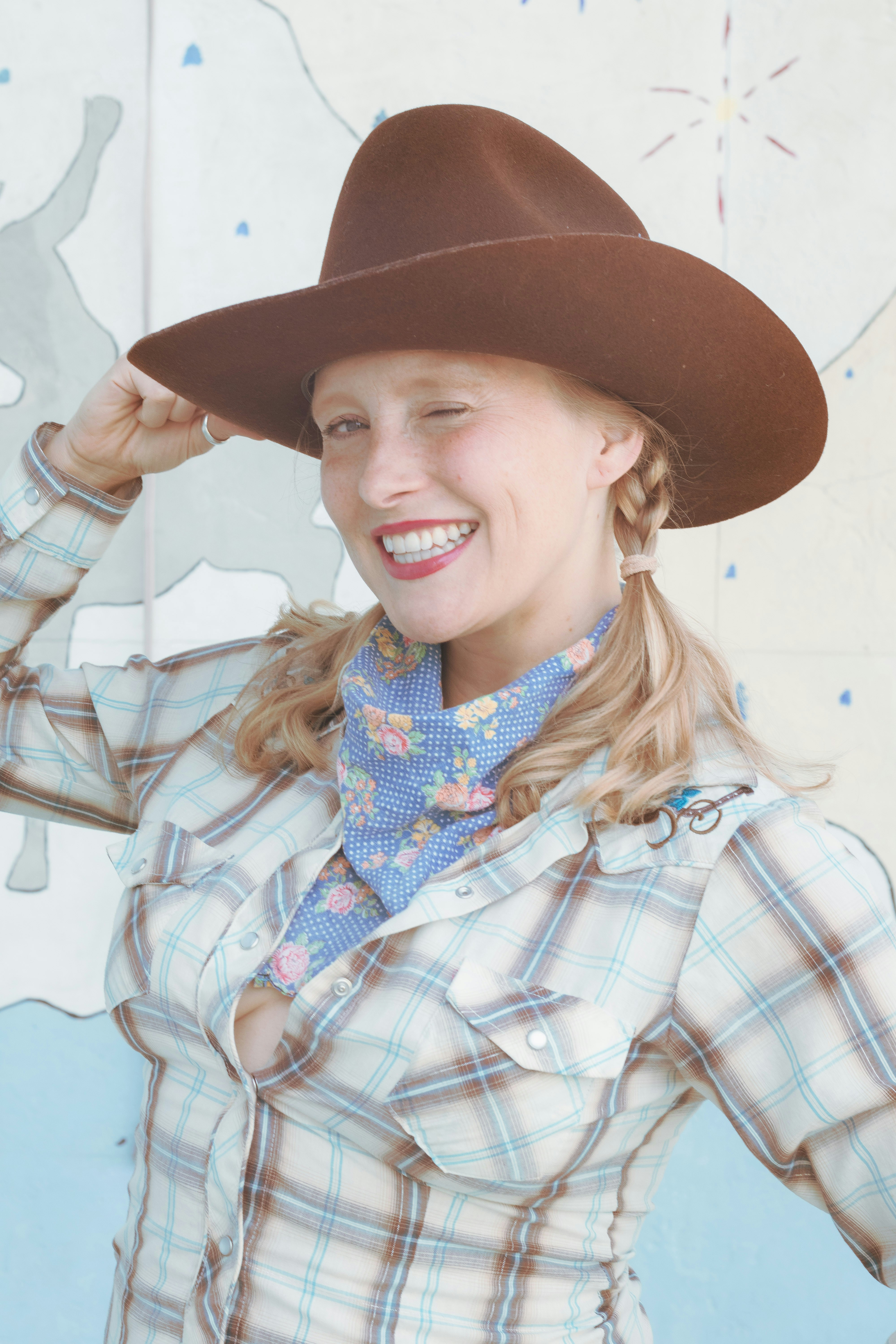 Cowgirl winks happily at the camera. photo – Free Woman Image on Unsplash