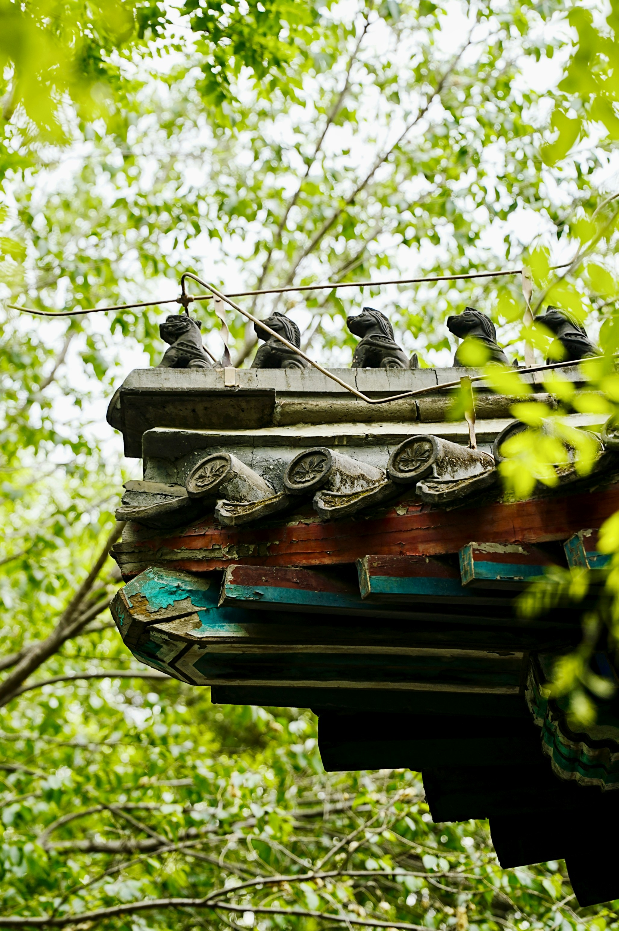 Ornate roof with statues amidst lush greenery. photo – Free Ancient ...