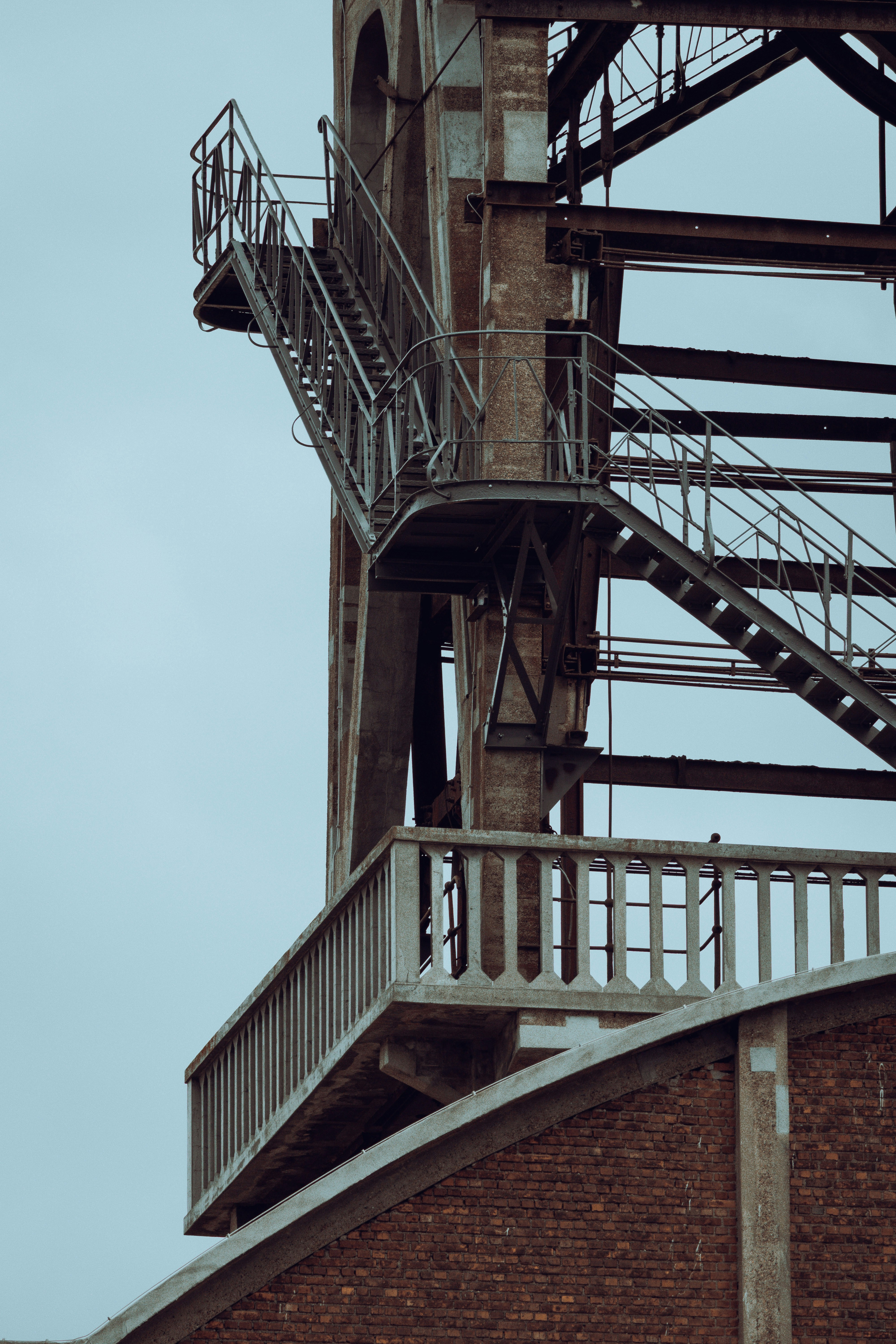 Metalltreppen und Podeste eines alten Gebäudes. Foto – Kostenloses Bild ...