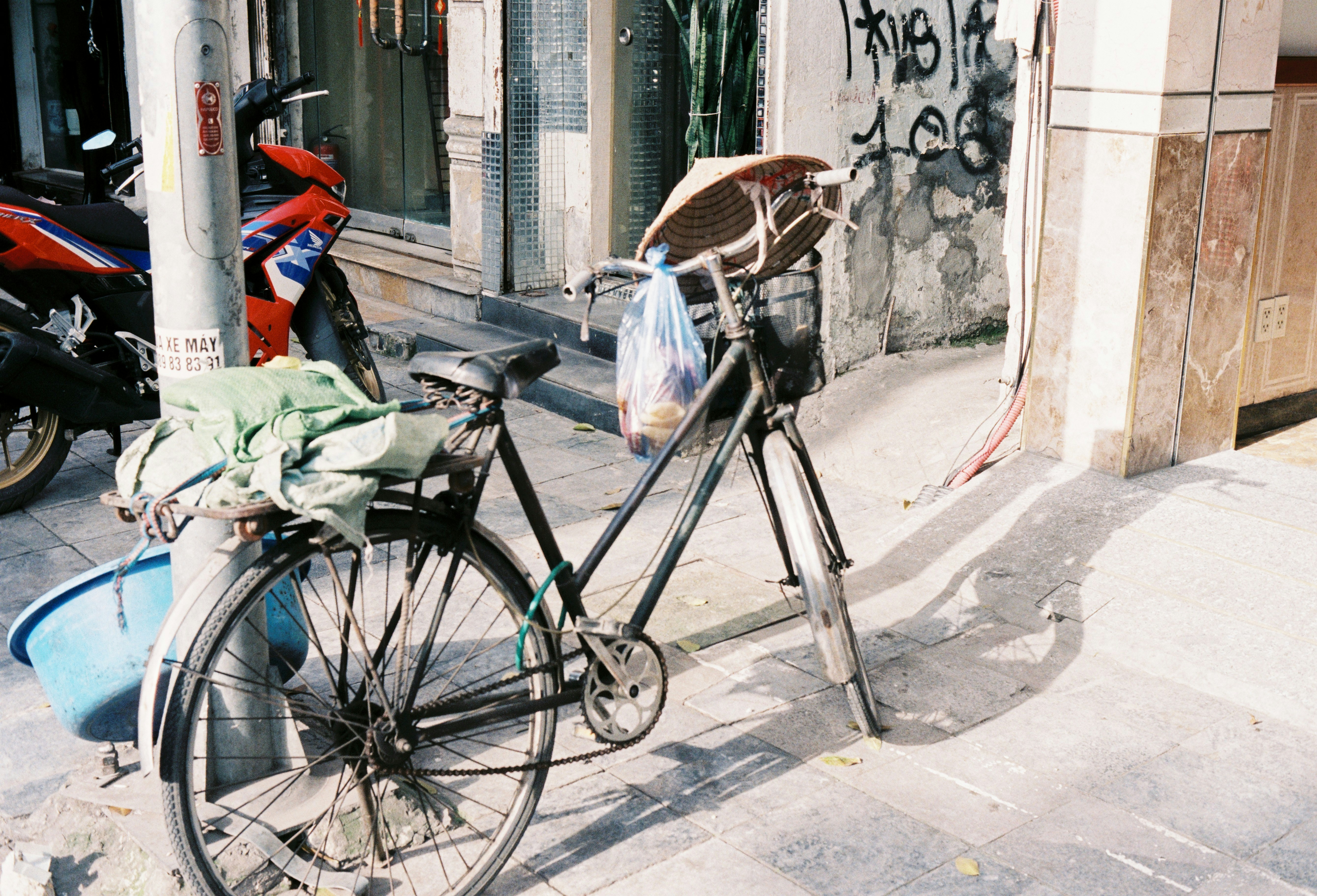 Urban Stillness: A Bicycle's Pause in the City