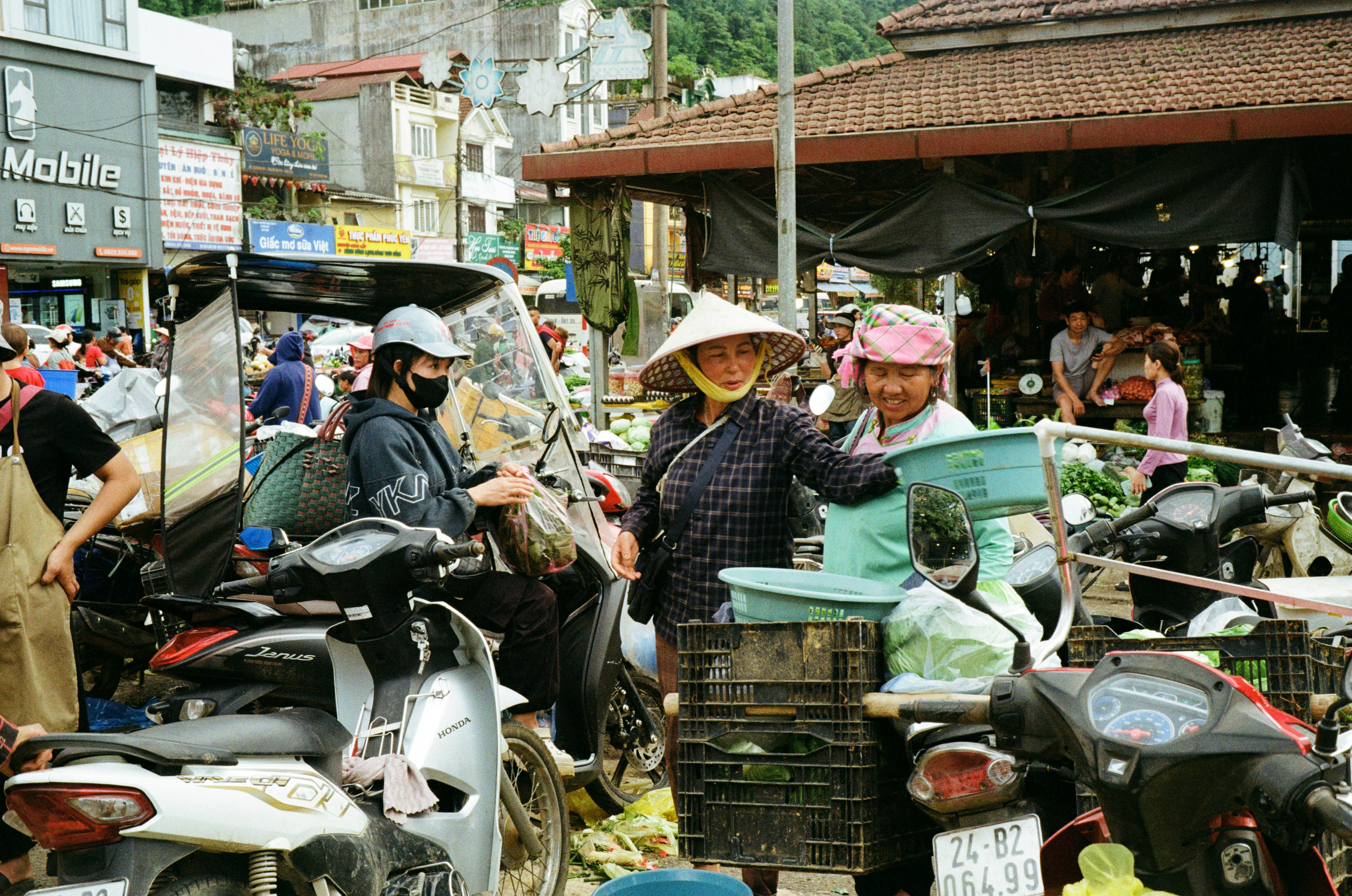 People shop and sell at a busy outdoor market. photo – Free Woman Image ...