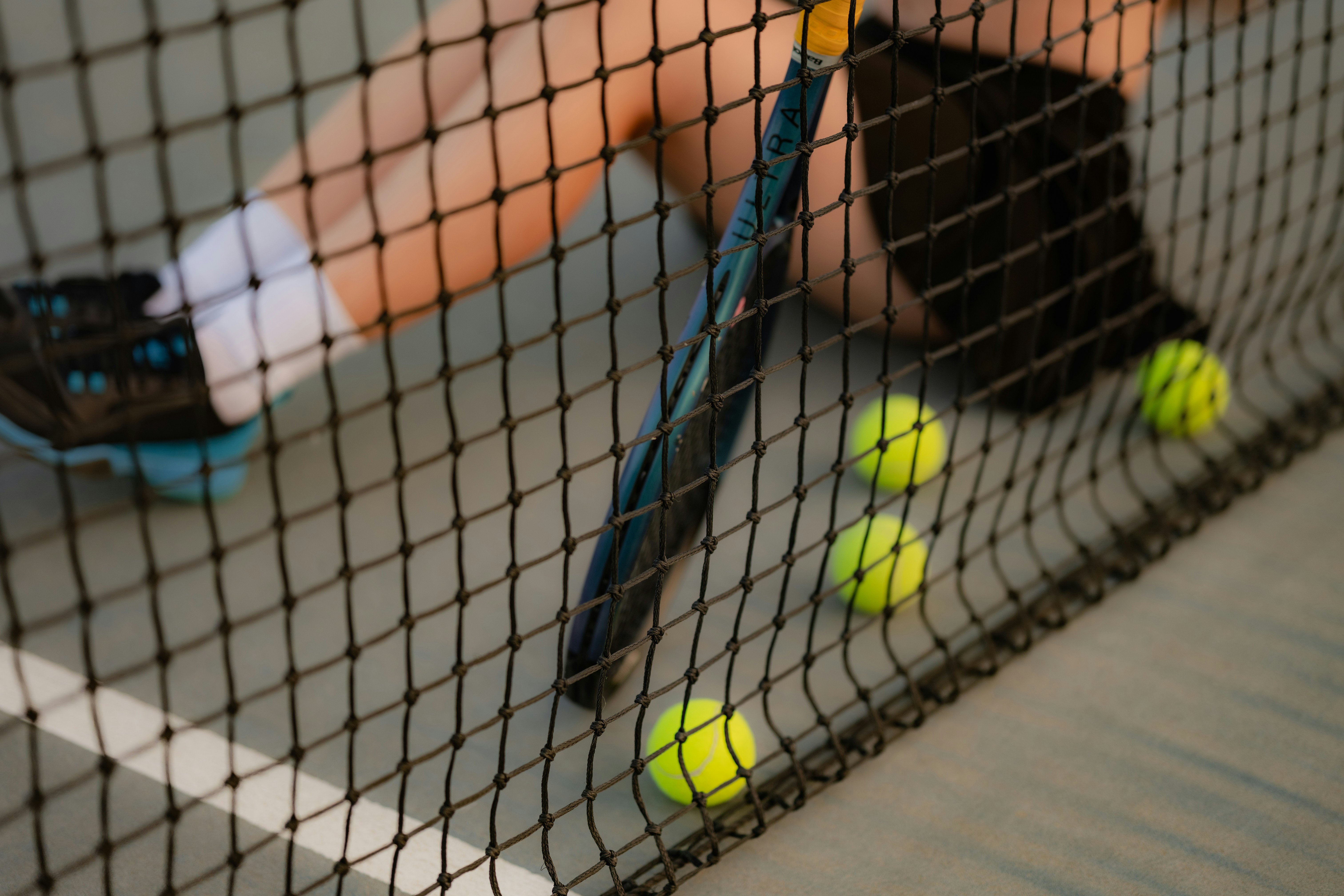 Tennis balls and racket at the net. photo – Free Girl Image on Unsplash