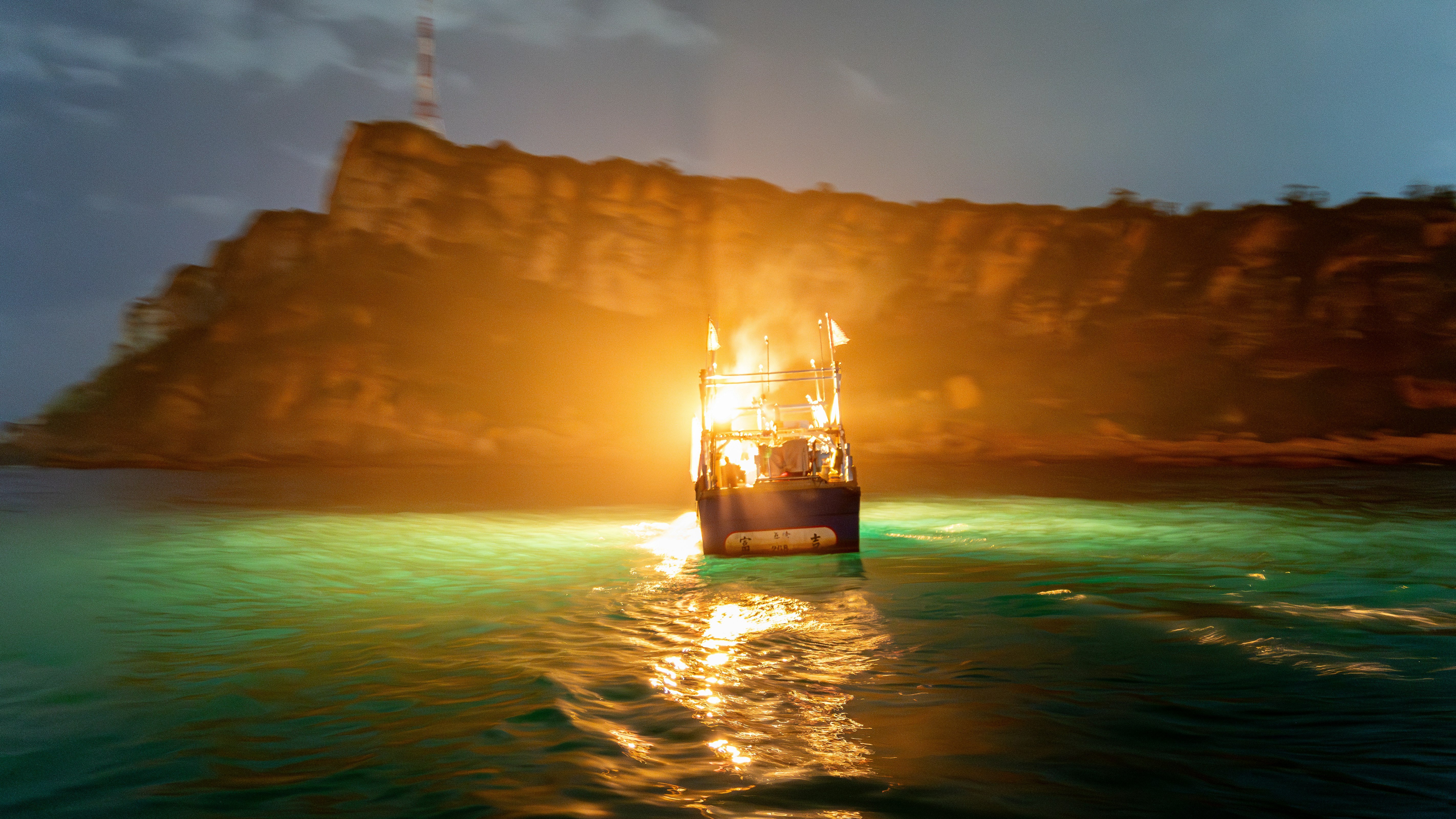 Boat sails towards a bright light on the water. photo – Free Fishing ...