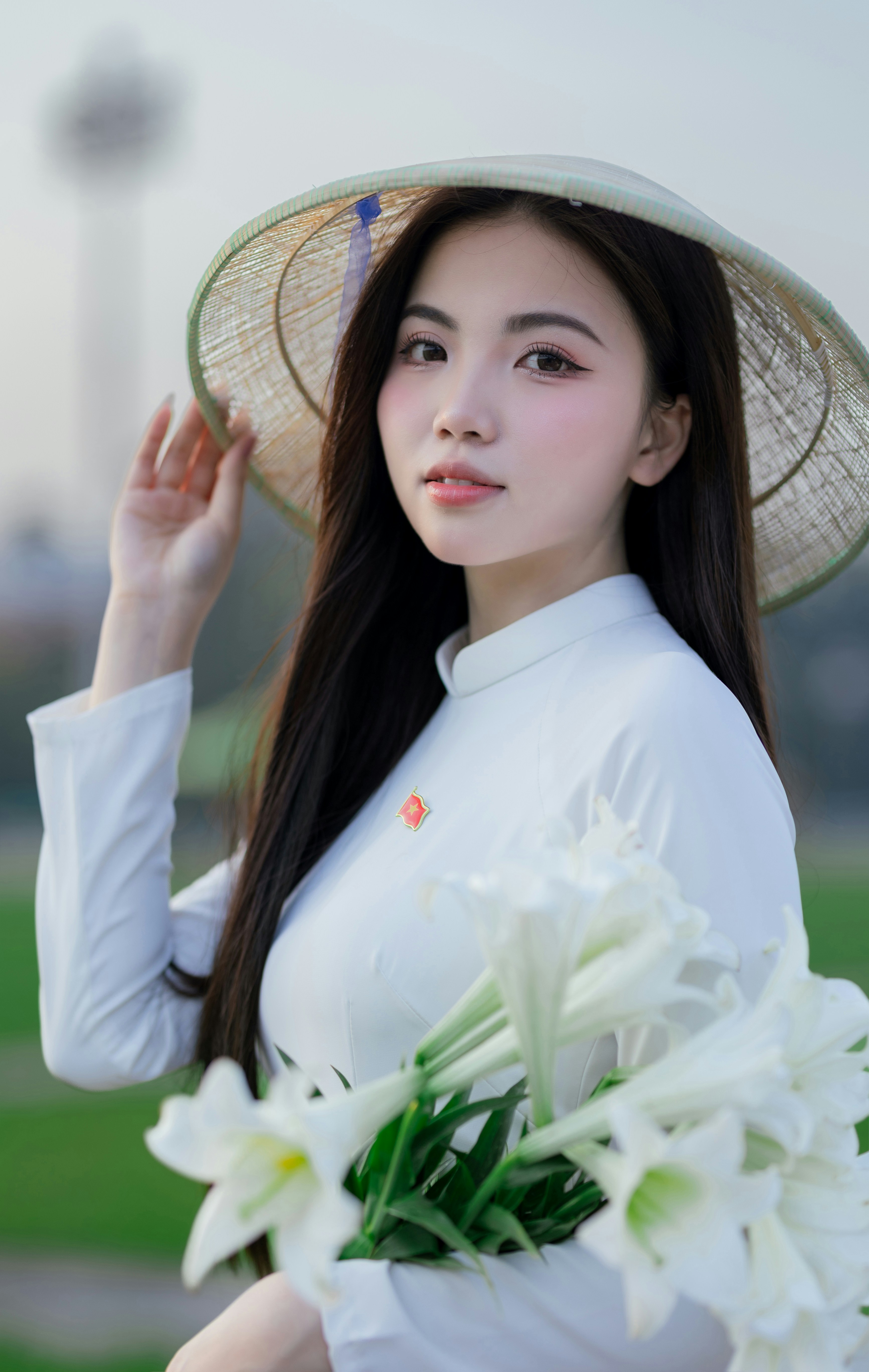 Beautiful Vietnamese Girl | Woman in vietnamese ao dai with flowers.