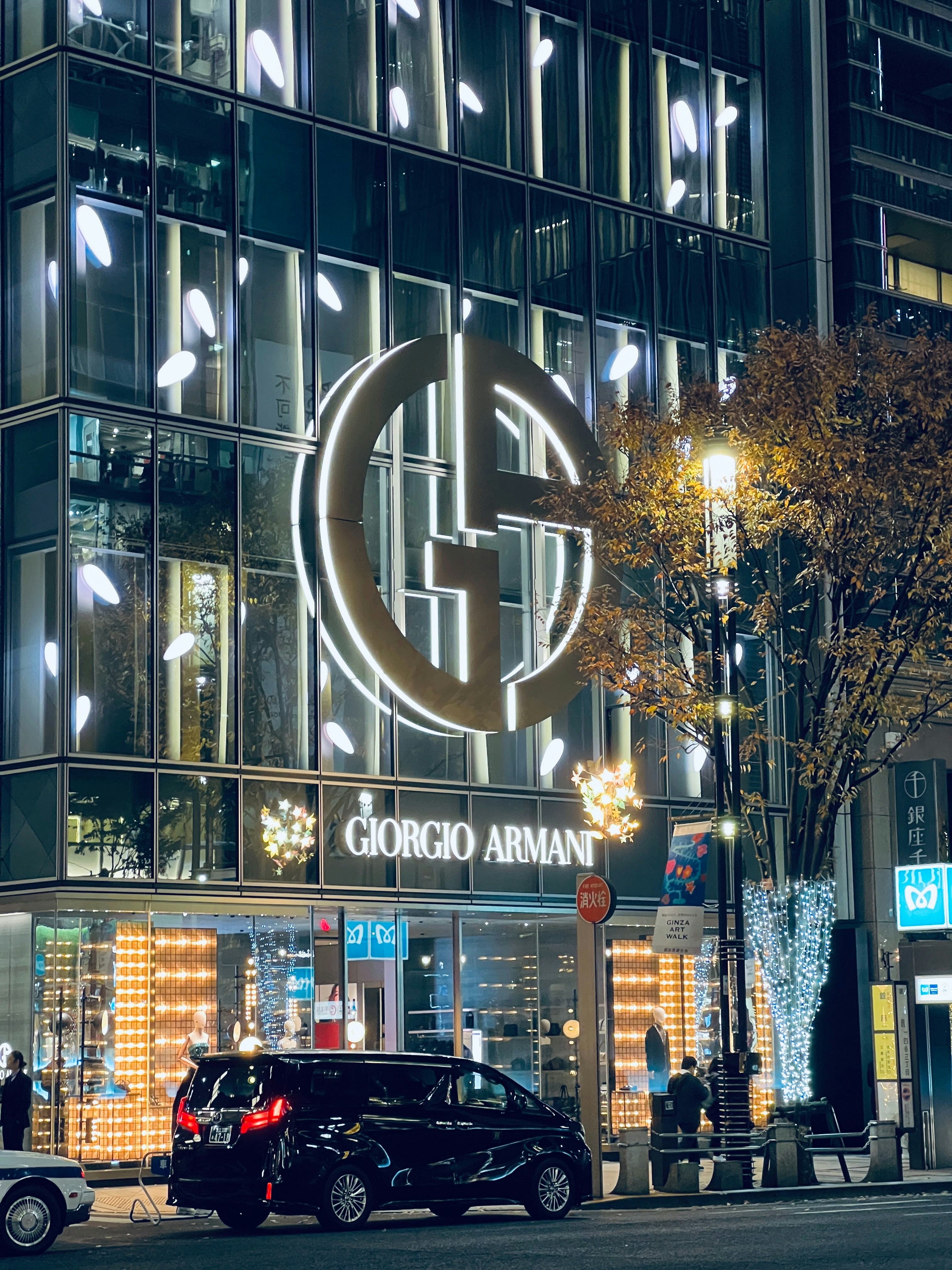 A giorgio armani store at night. photo – Free Car Image on Unsplash