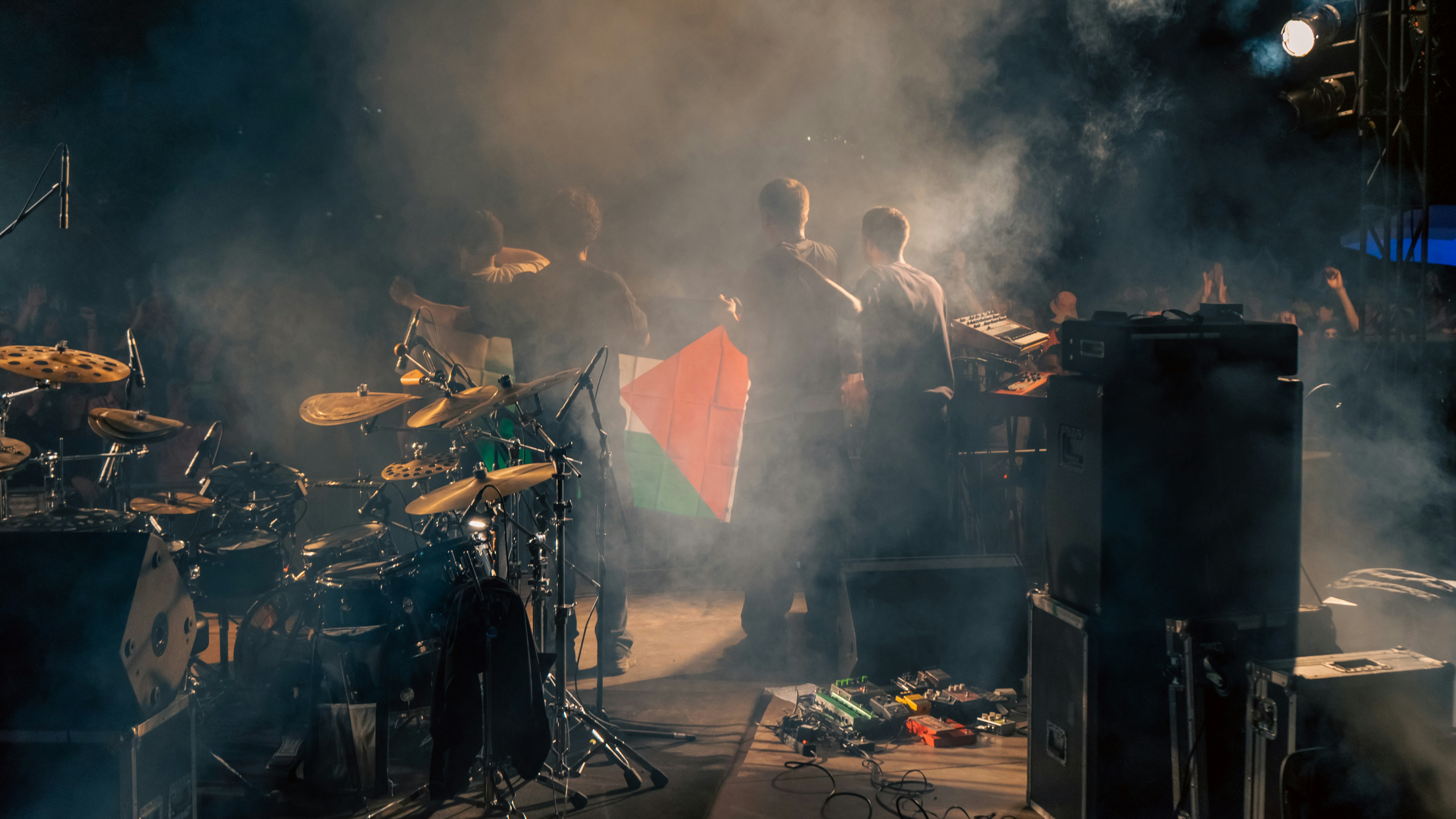 Echoes of Unity in the Fog