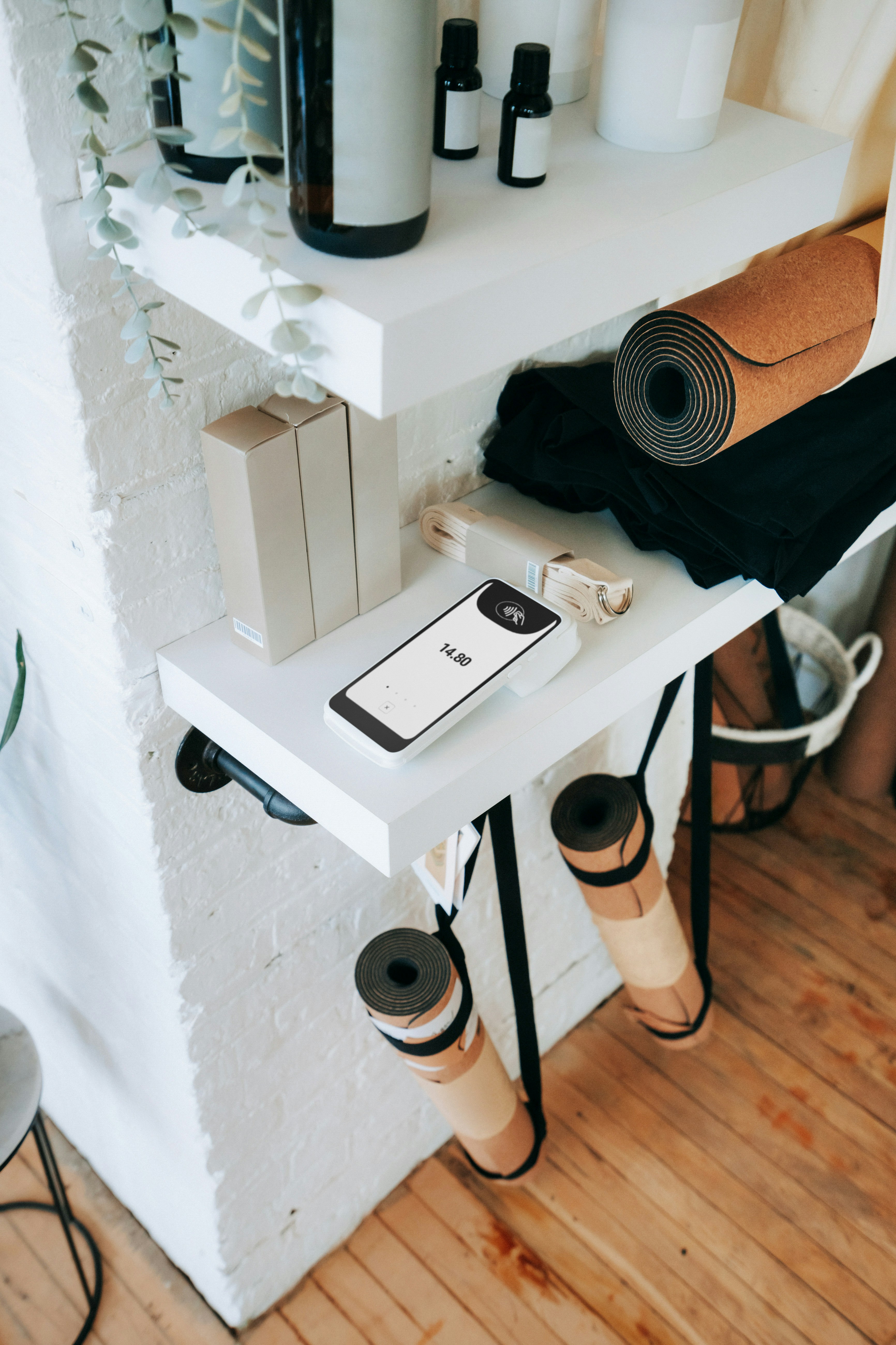 A yoga studio shelf with items on display. photo – Free Image on Unsplash
