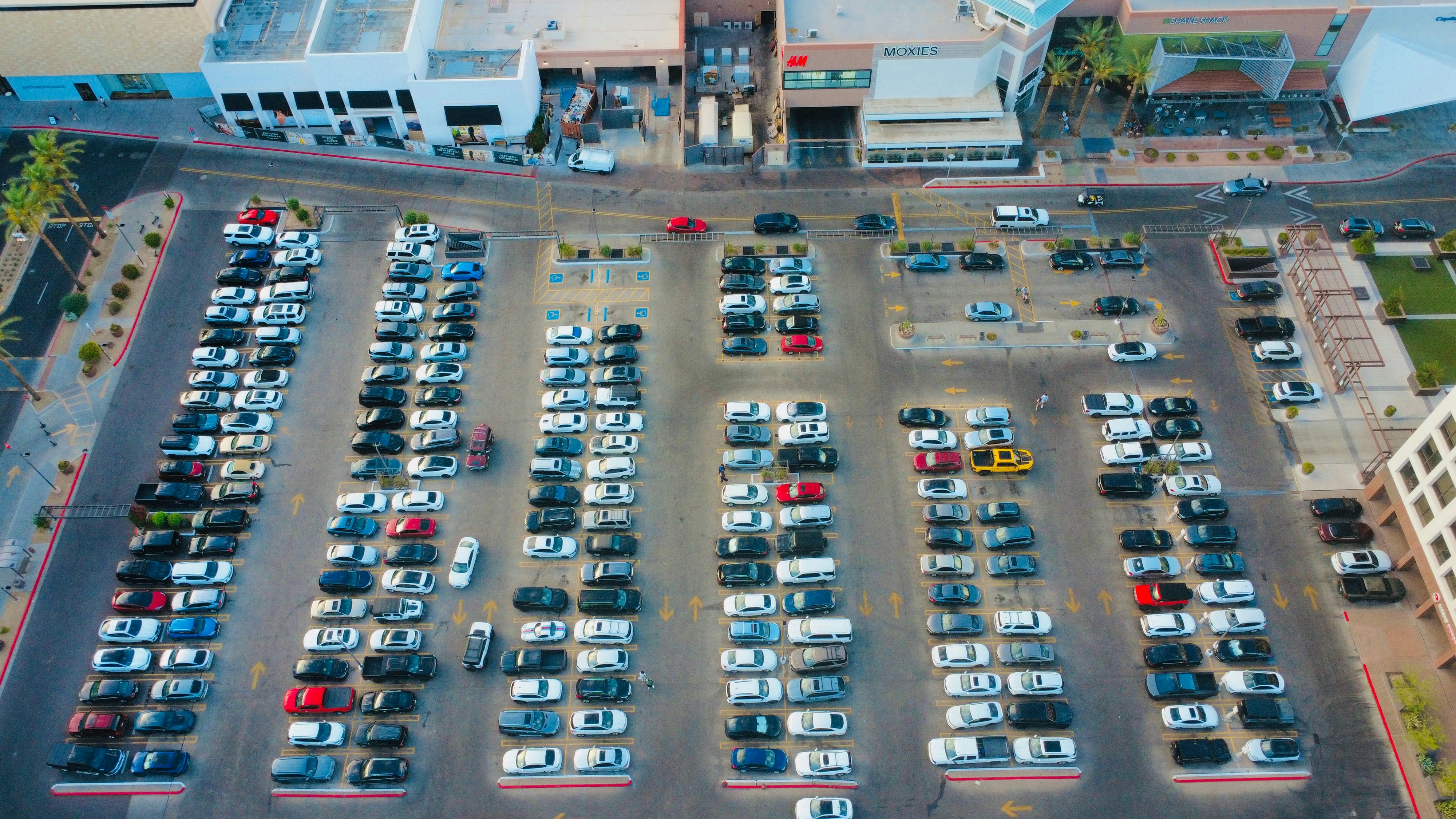Cars are parked in a large, crowded parking lot. photo – Free Car Image ...