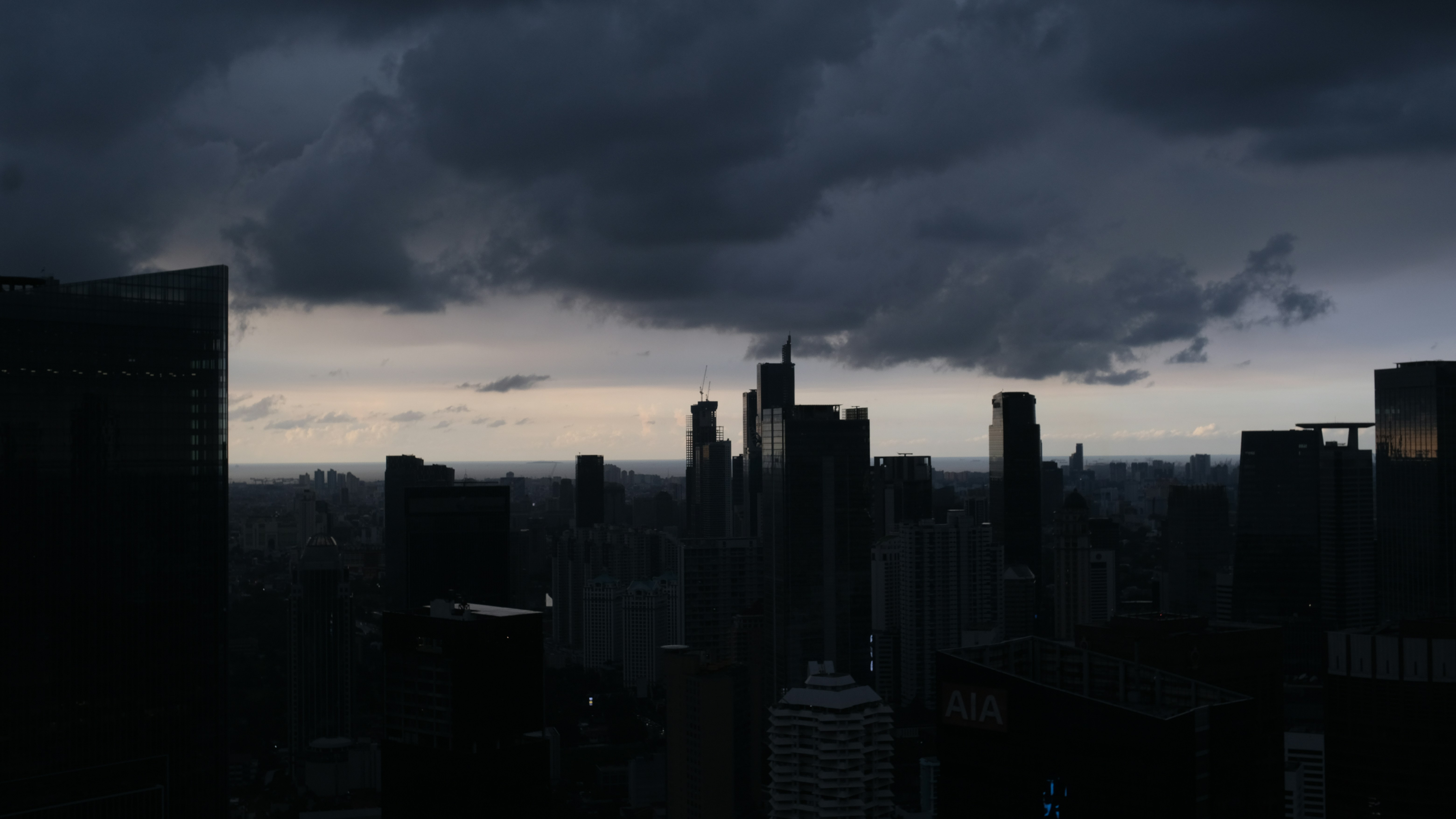 Dark, ominous clouds hang over the city skyline. photo – Free City ...
