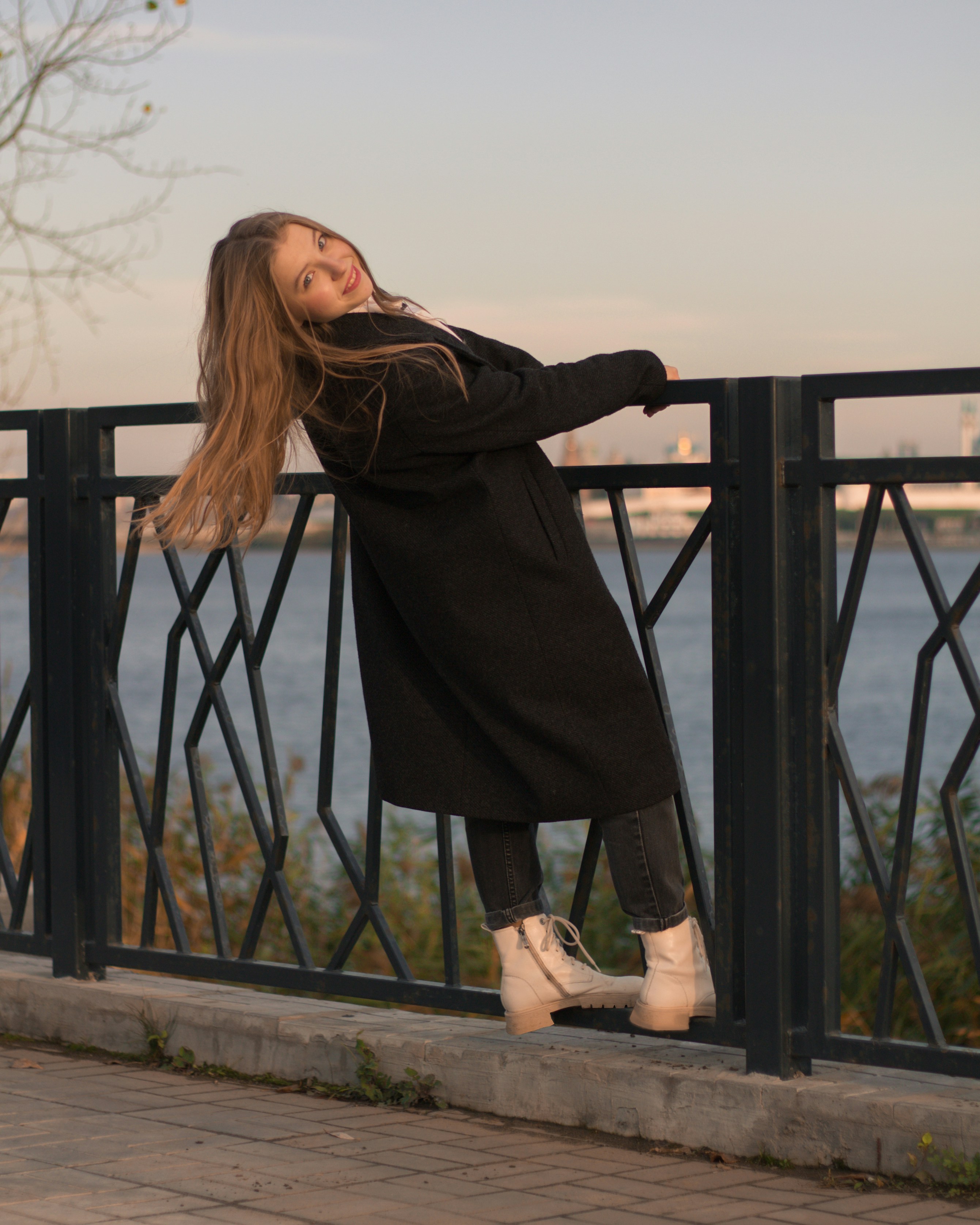 Mulher se inclina contra trilhos perto da água. foto – Imagem grátis ...