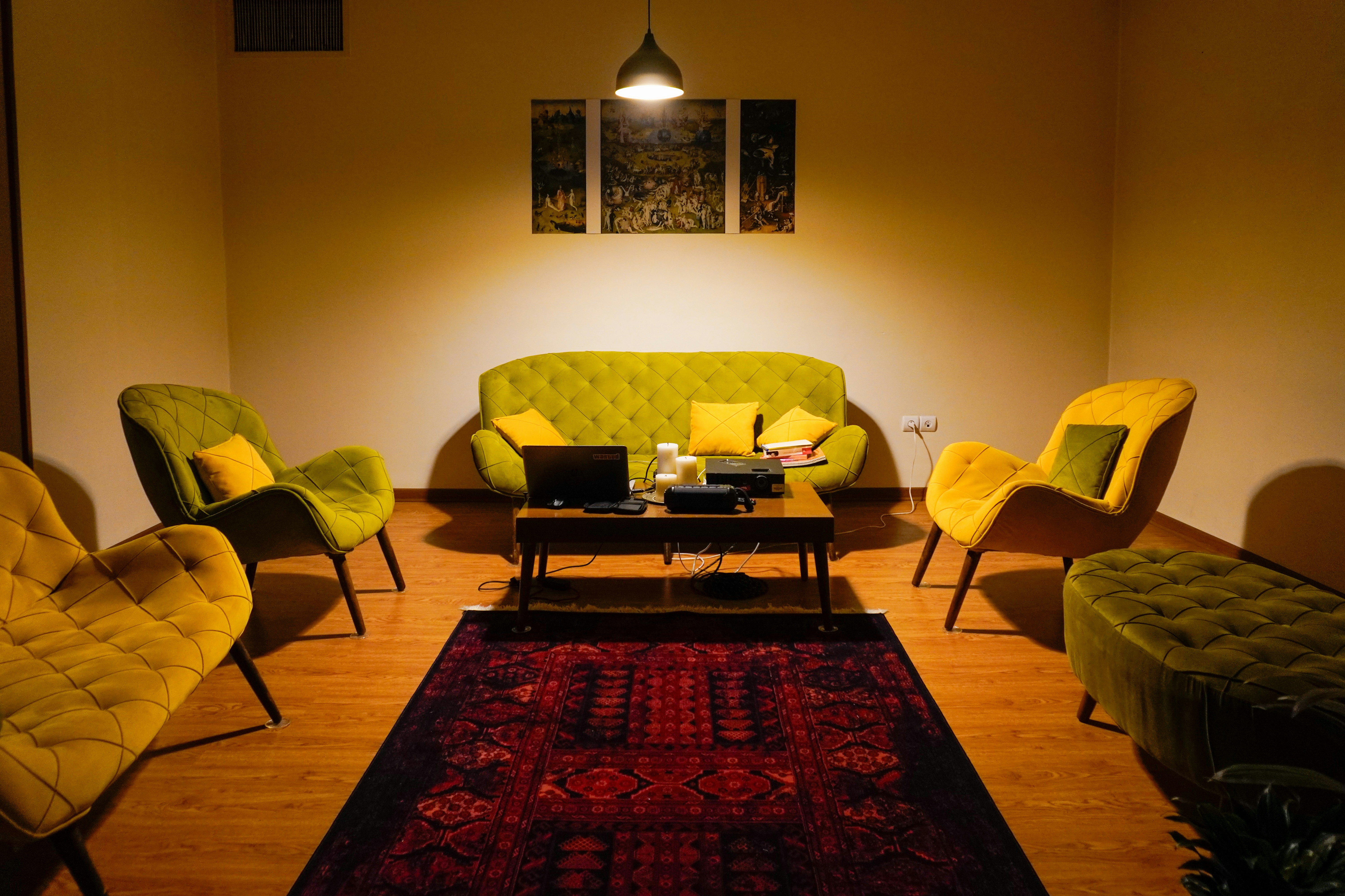 Cozy living room with retro furniture and dim lighting. photo – Free ...