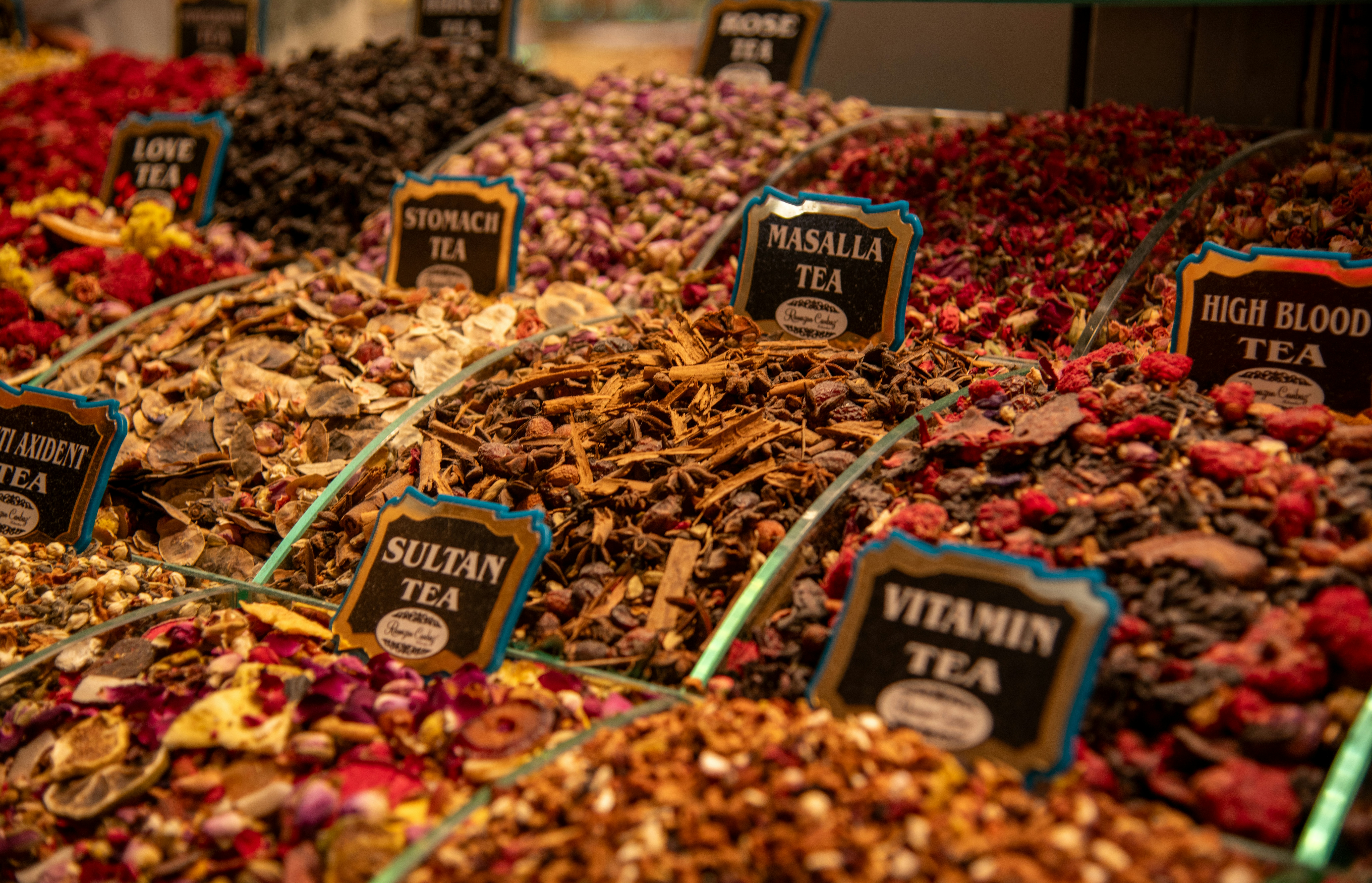 Various teas are displayed with their labels.