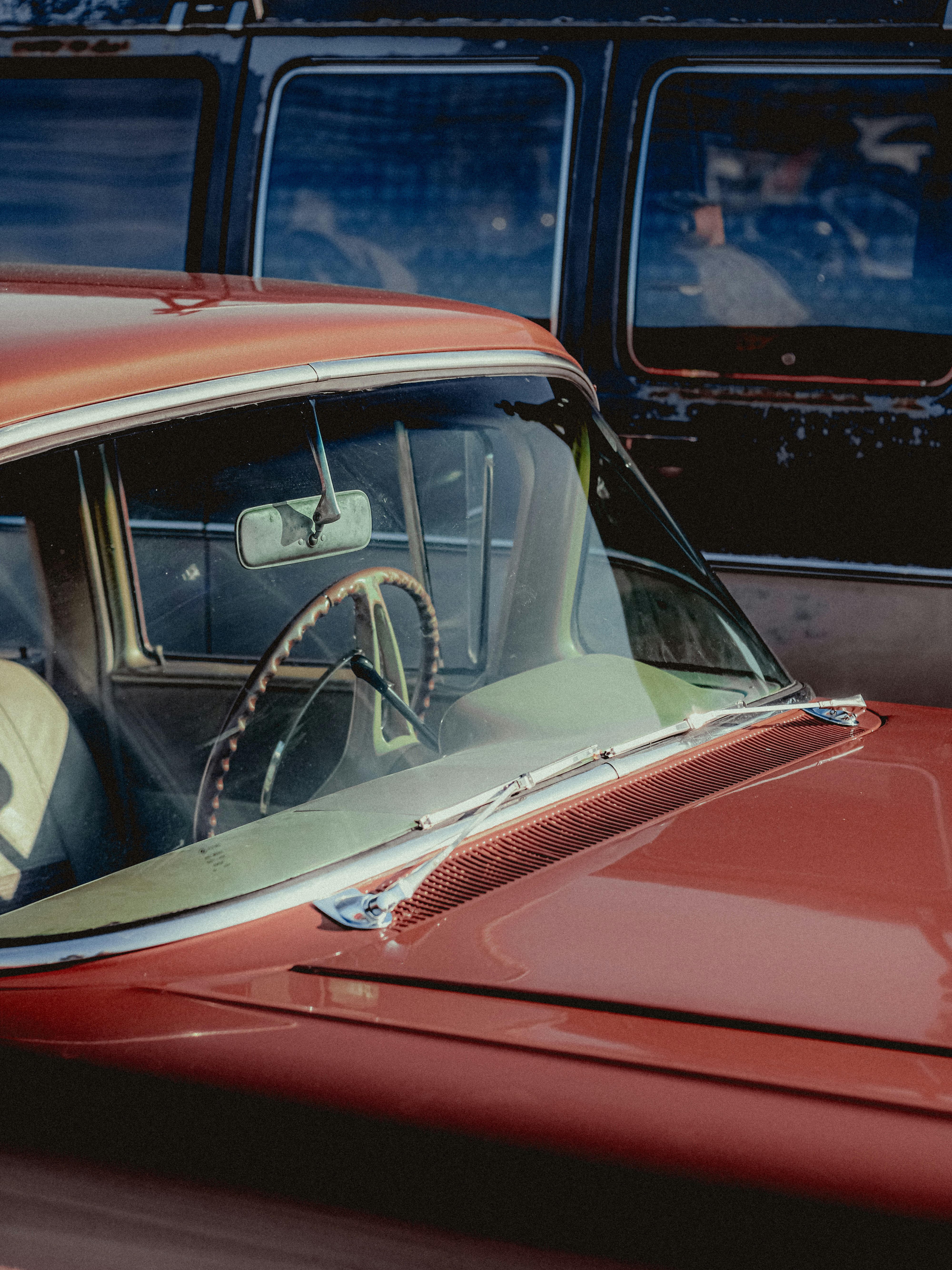 A classic car is shown with a dark van. photo – Free Car Image on Unsplash