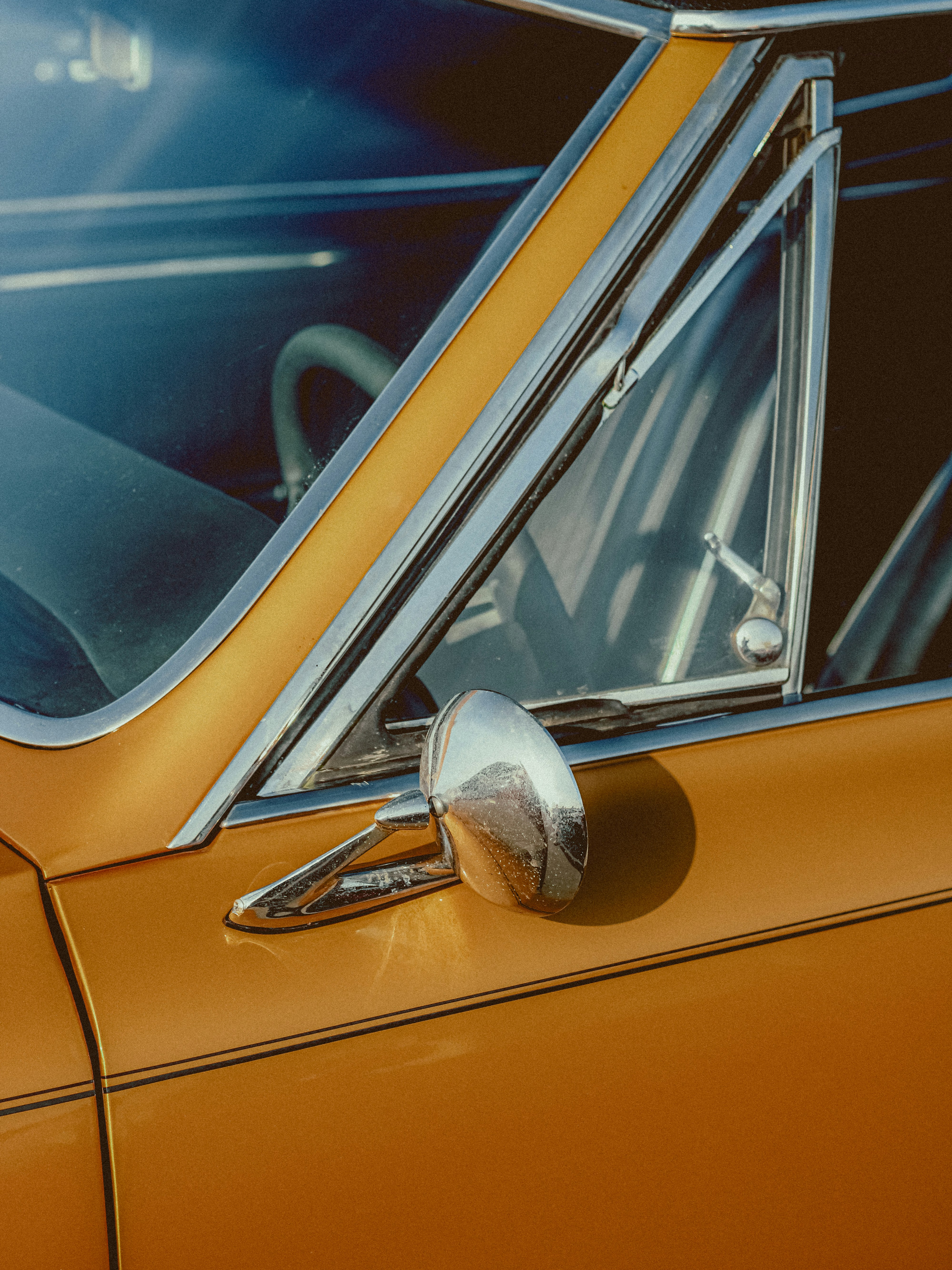 A close-up shot of a vintage car. photo – Free Car Image on Unsplash