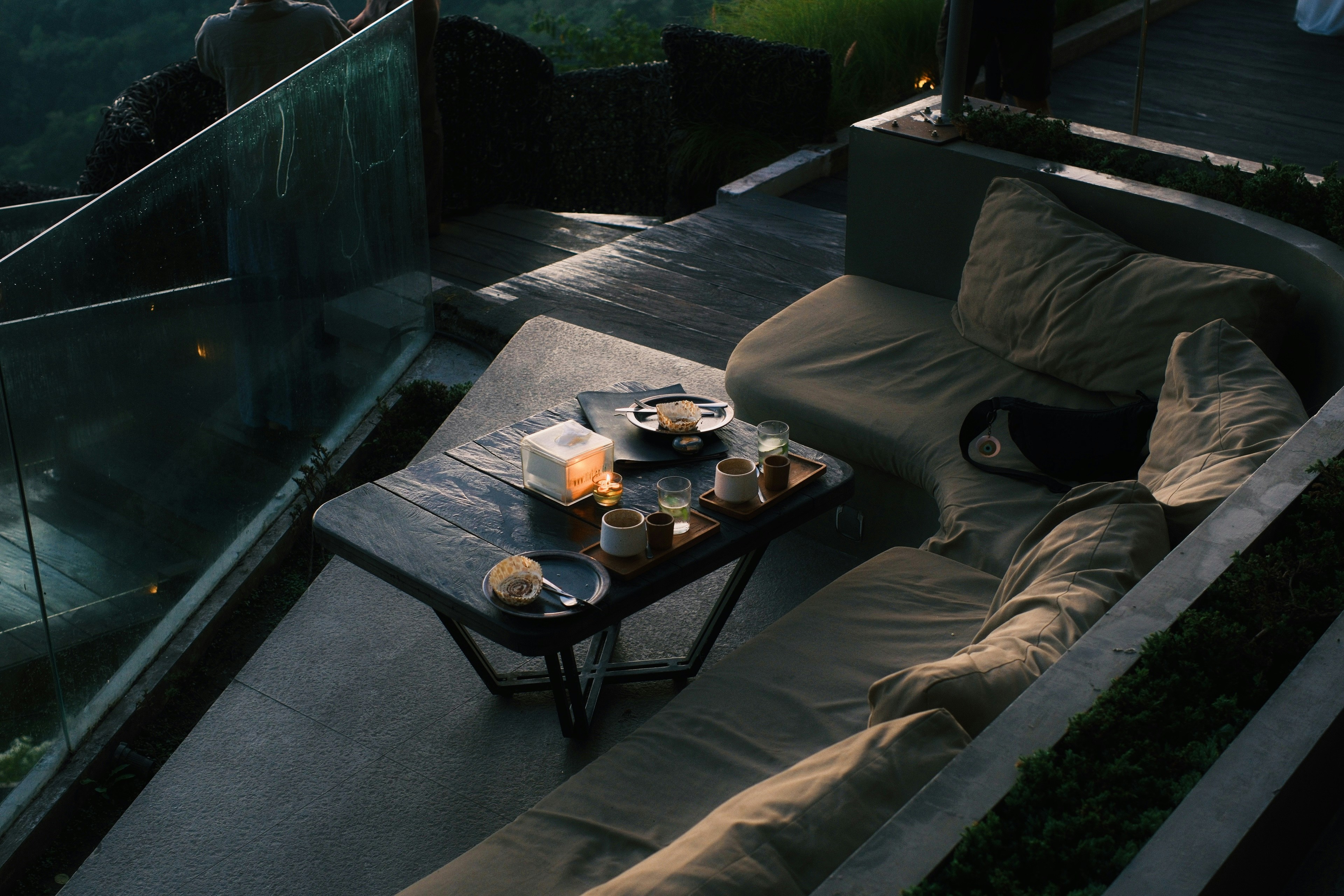 Cozy outdoor seating with refreshments. photo – Free Food Image on Unsplash