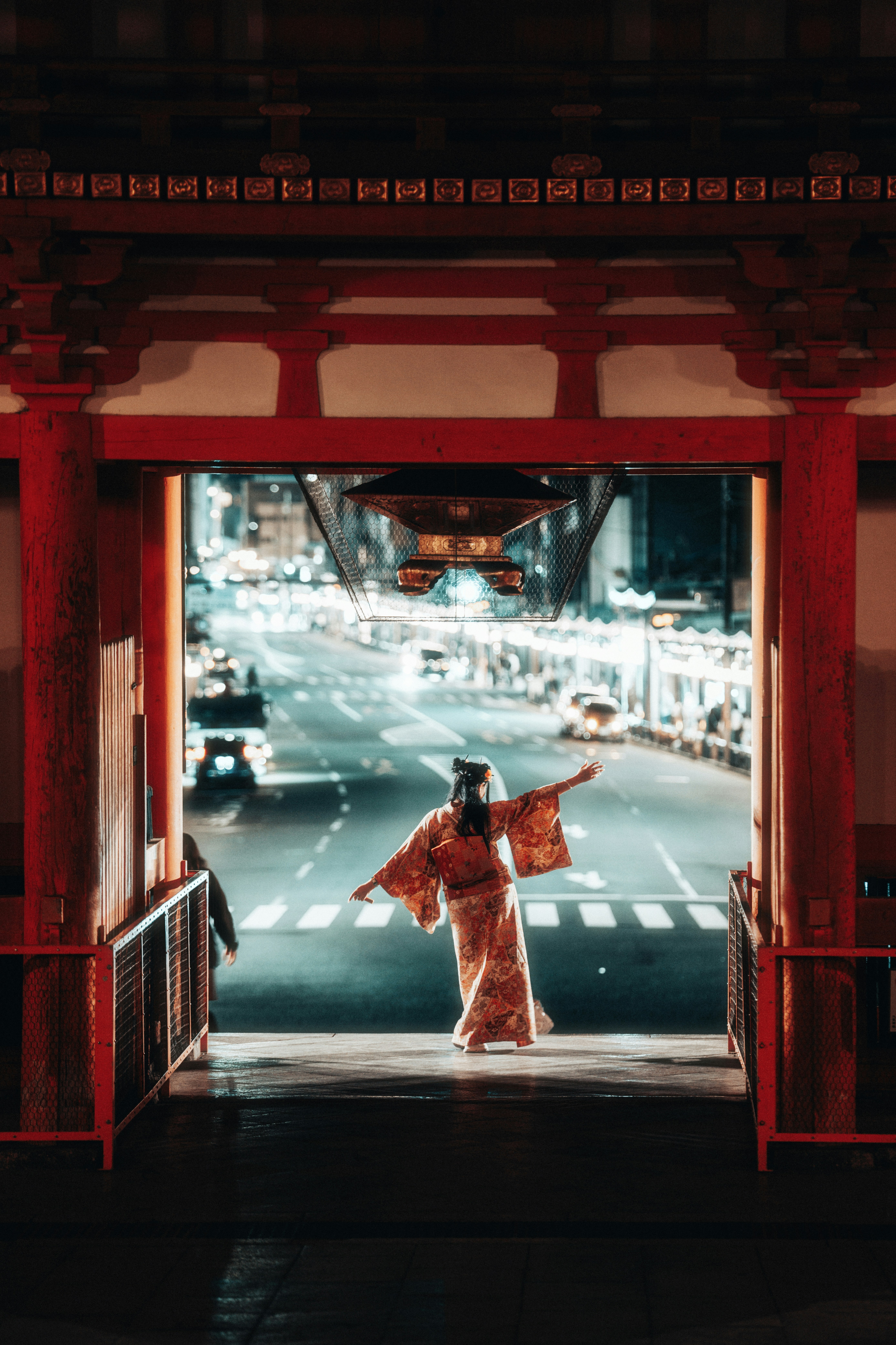 Woman in kimono poses under a red gate. photo – Free Woman Image on ...