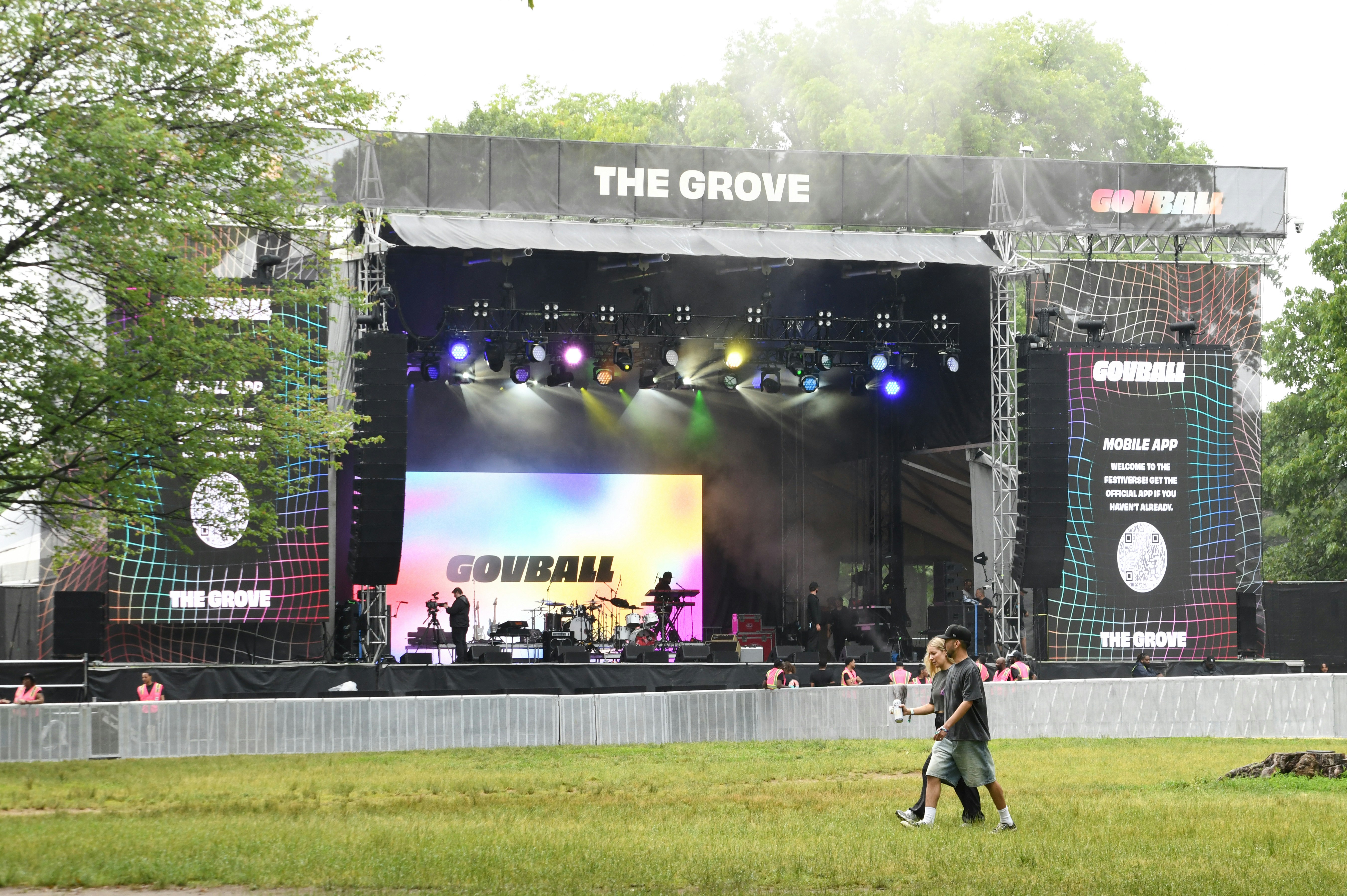 A stage is set up for a concert. photo – Free Human Image on Unsplash