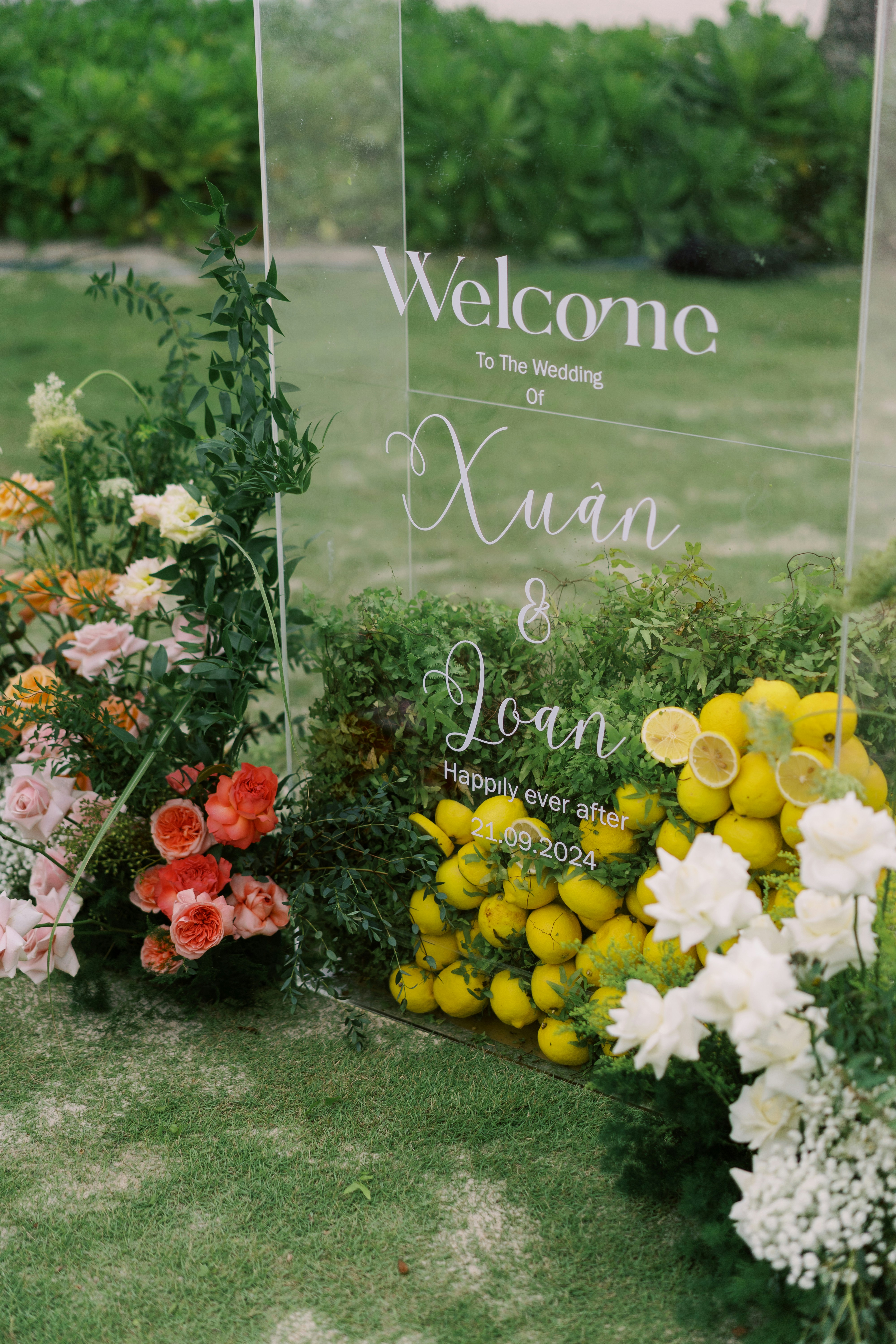 Glass Panel of Love: Xiang & Dan’s Floral Wedding