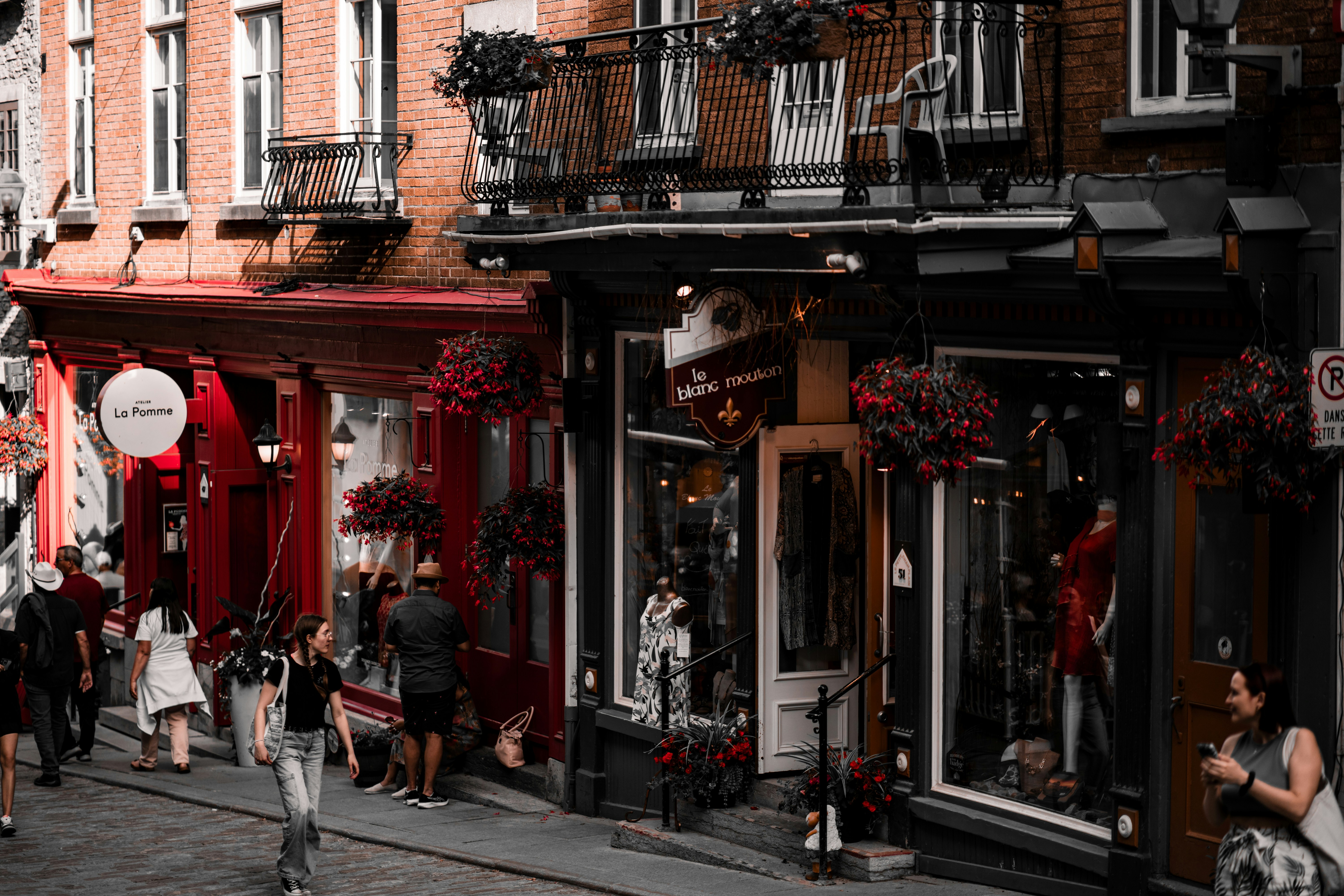 Shops line a vibrant street with bustling pedestrians. photo – Free ...