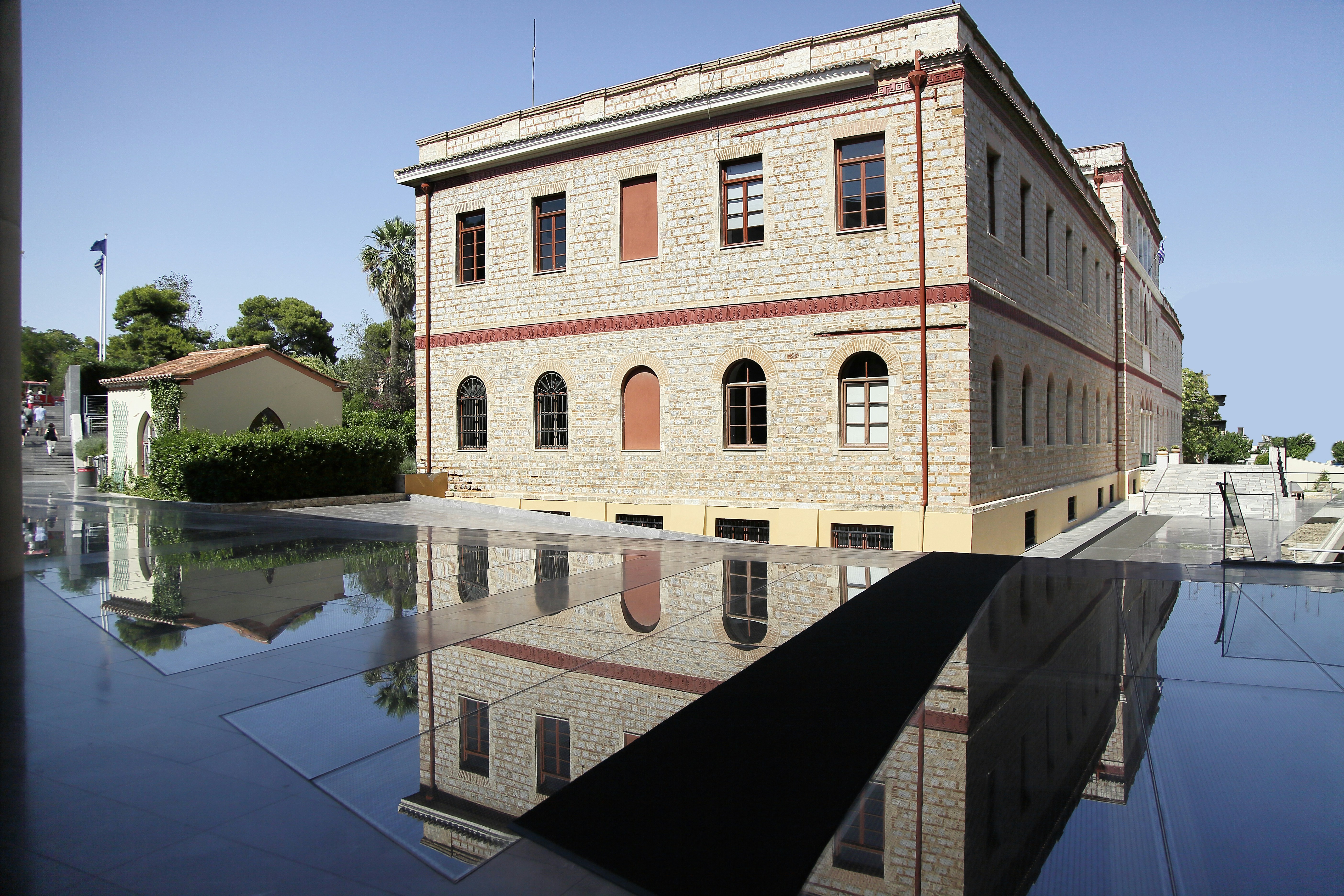 Reflections of Heritage: A Glimpse into Architectural Elegance