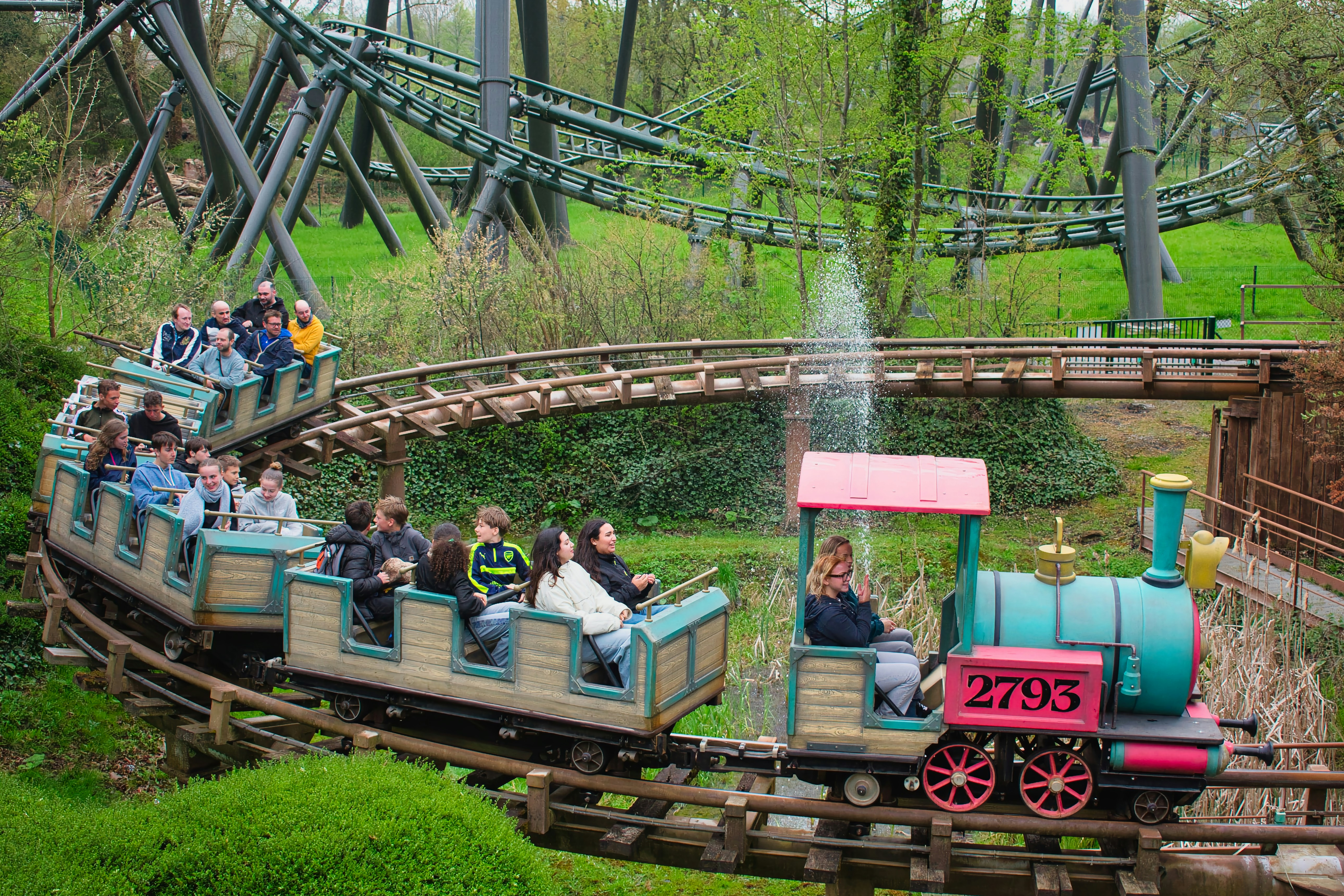 Calamity Mine — old‑west mine train fun. Soar up two chain lifts, wind through rocky tunnels and spiraling helices, and feel the classic family coaster charm in Lucky Luke‑themed surroundings. Pure, scenic, and timeless. Type: Mine Train Coaster (Vekoma) Opened: 16 July 1992 (as “Colorado”; renamed 1998) Height: 14 m Length: 785 m Top Speed: 48 km/h Inversions: 0 Duration: \~2:20 min Trains: 3 trains, 5 cars each (26 riders/train) G‑Force: \~2.2 g