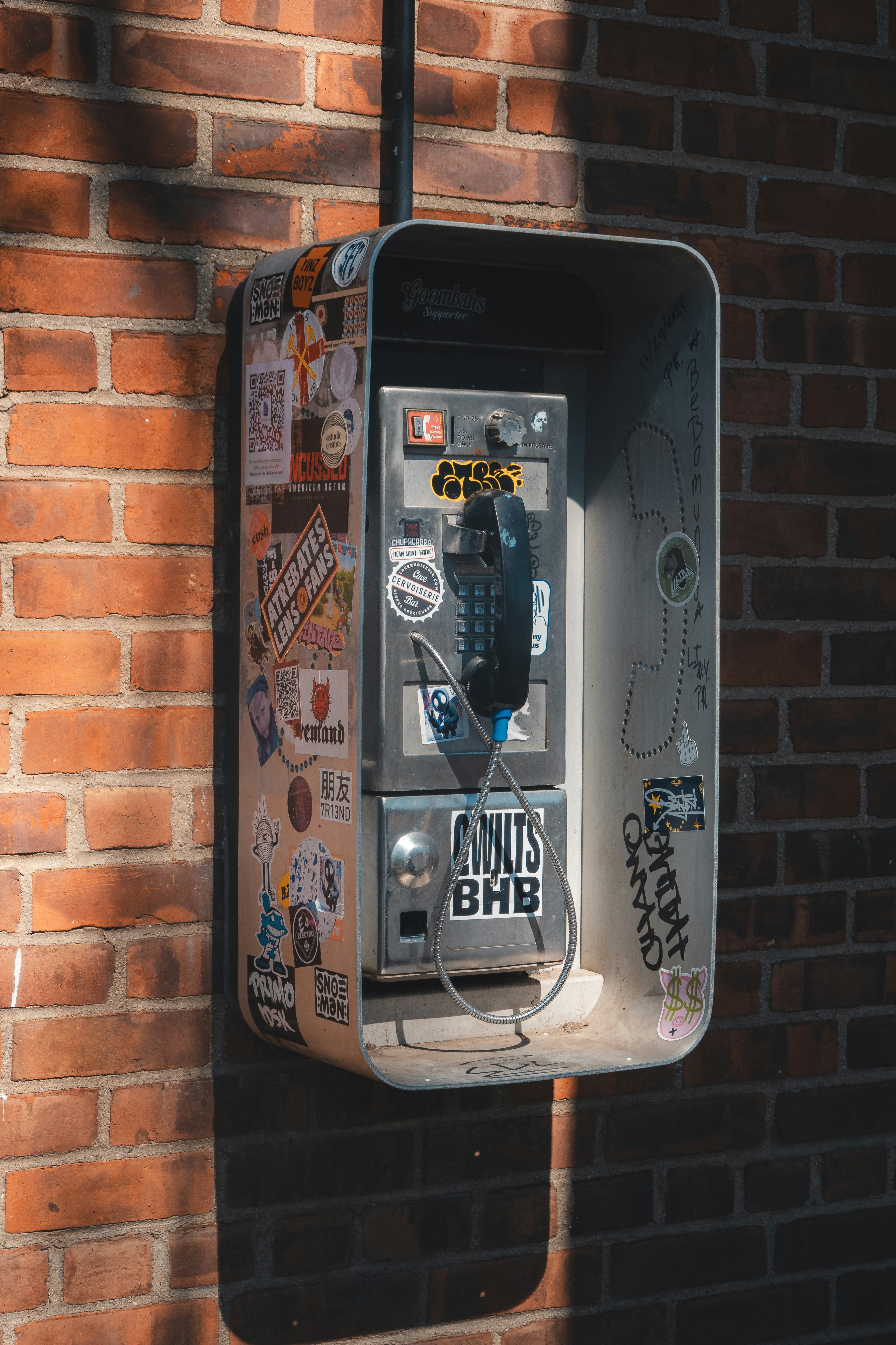 Echoes of Communication: A Vintage Payphone's StoryWillian Justen de Vasconcellos