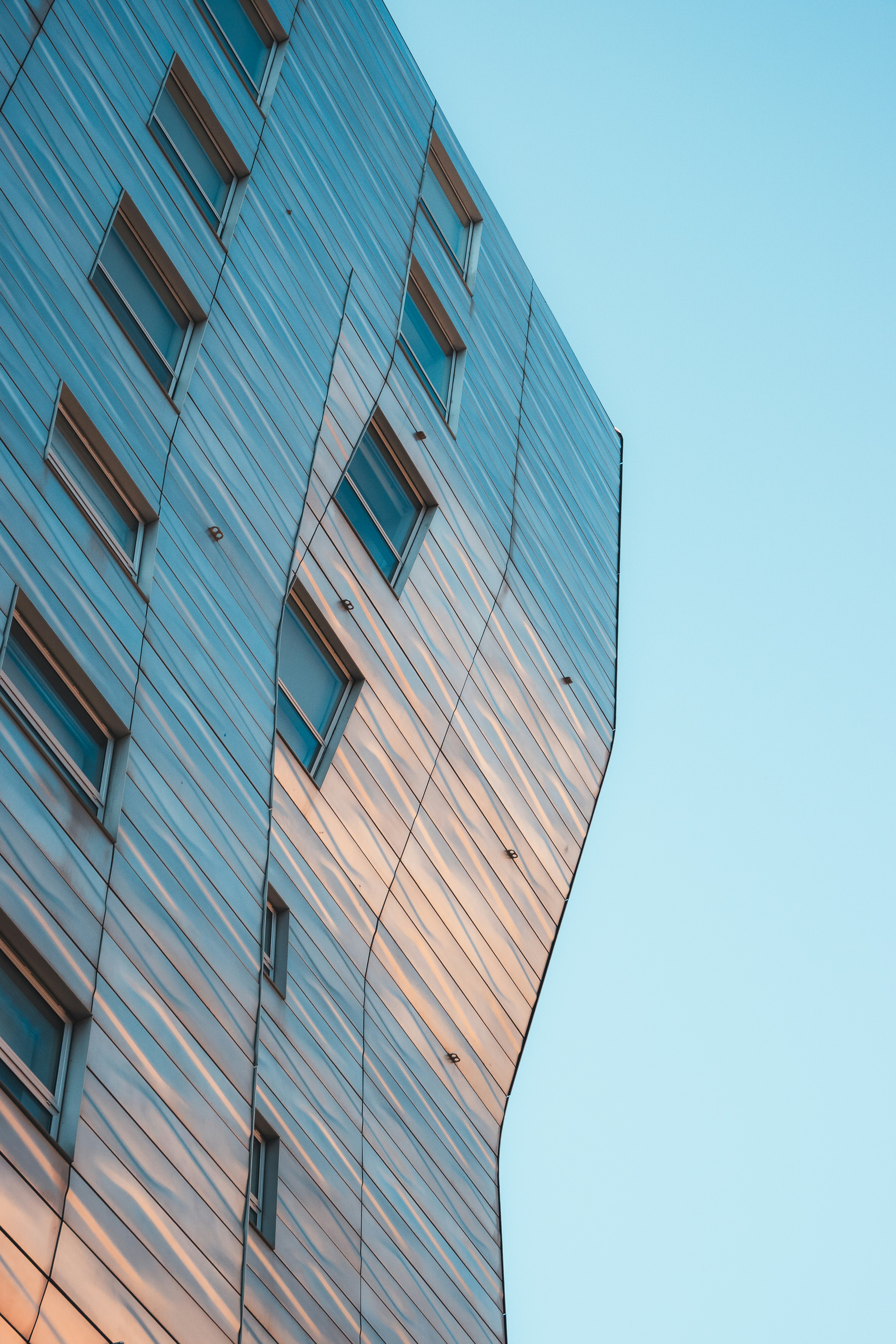 A modern building reflects the bright sky. photo – Free Image on Unsplash