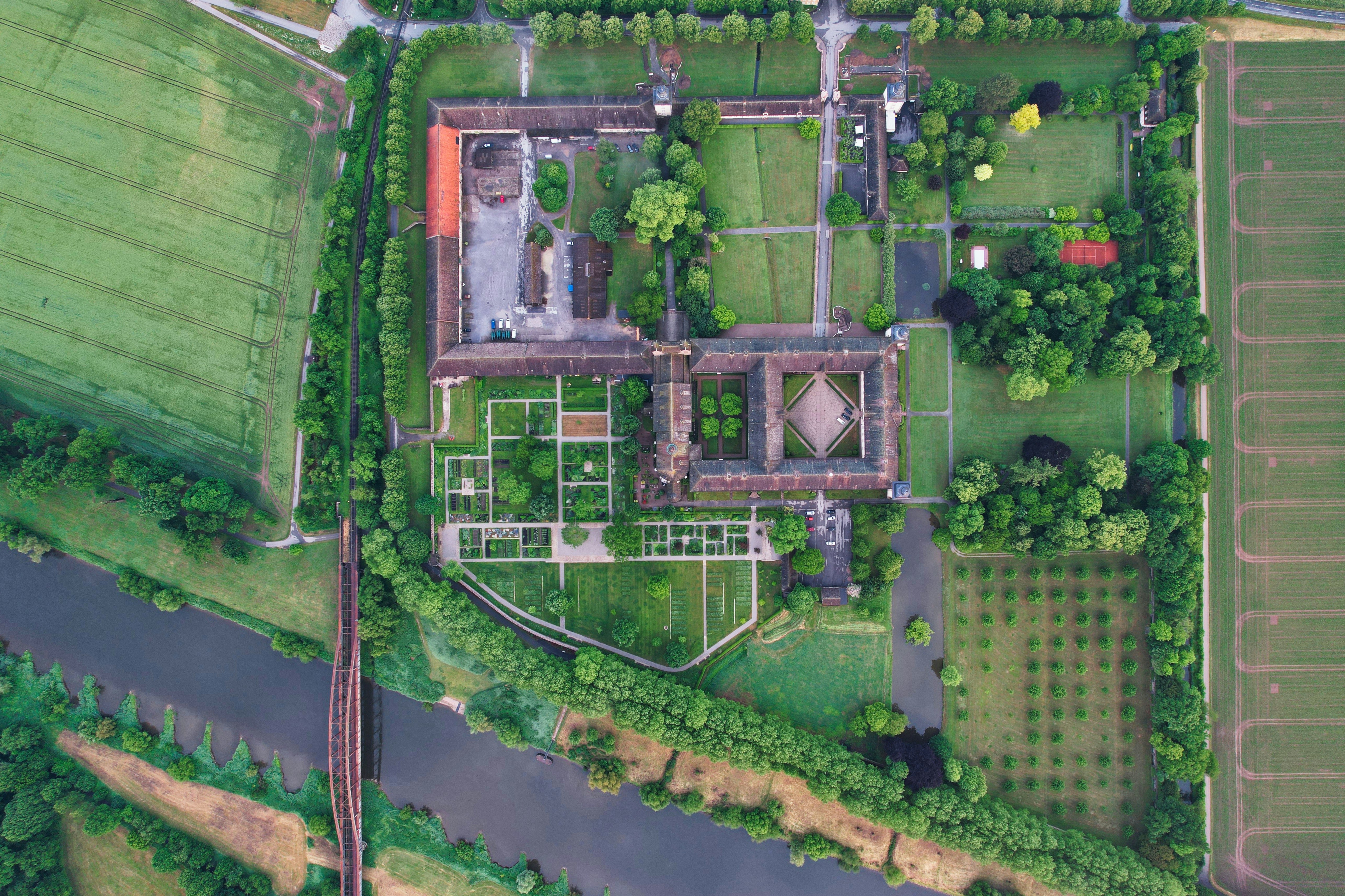 Luftaufnahme vom Schloss Corvey