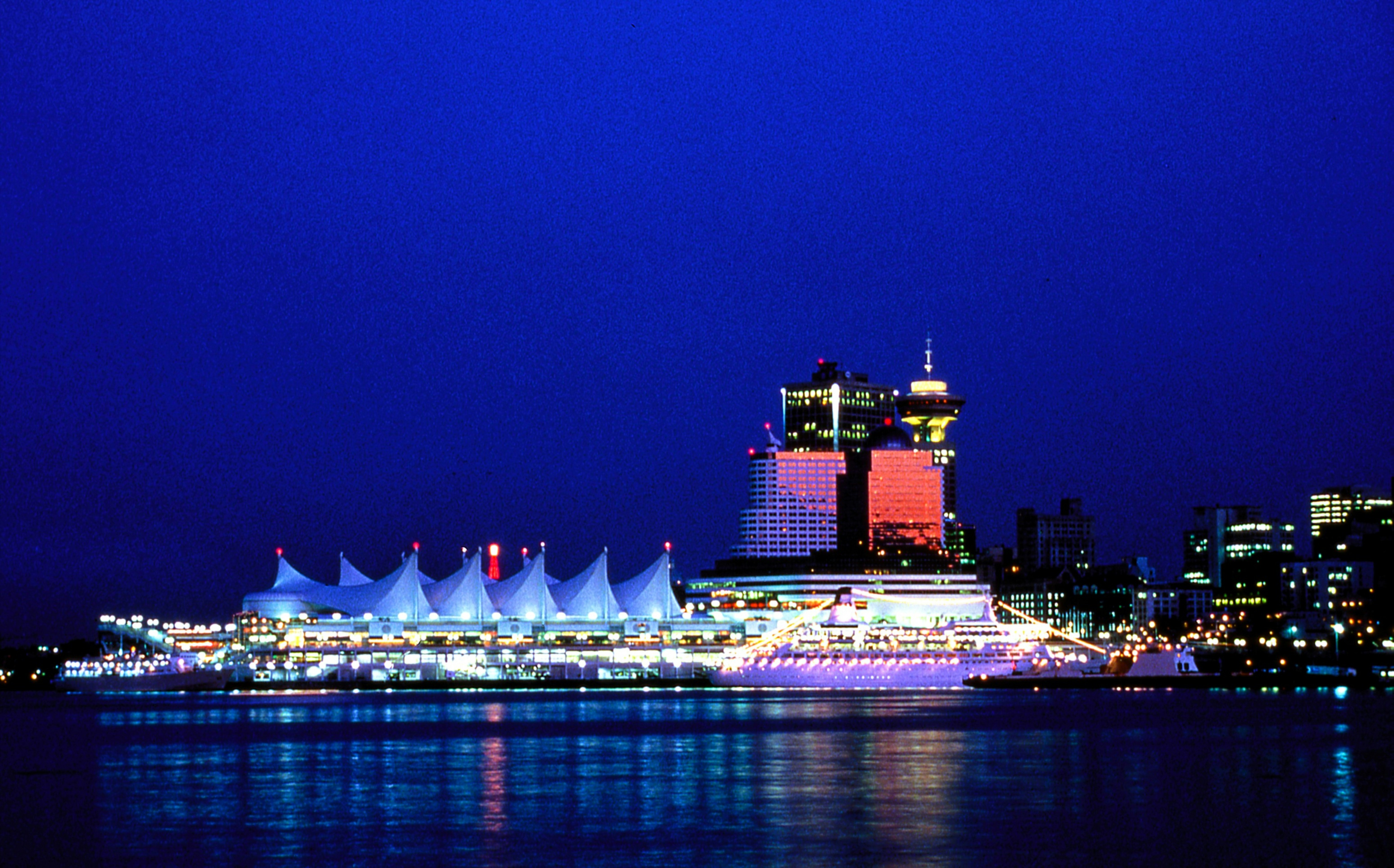 A night view of a lit-up city. photo – Free City Image on Unsplash