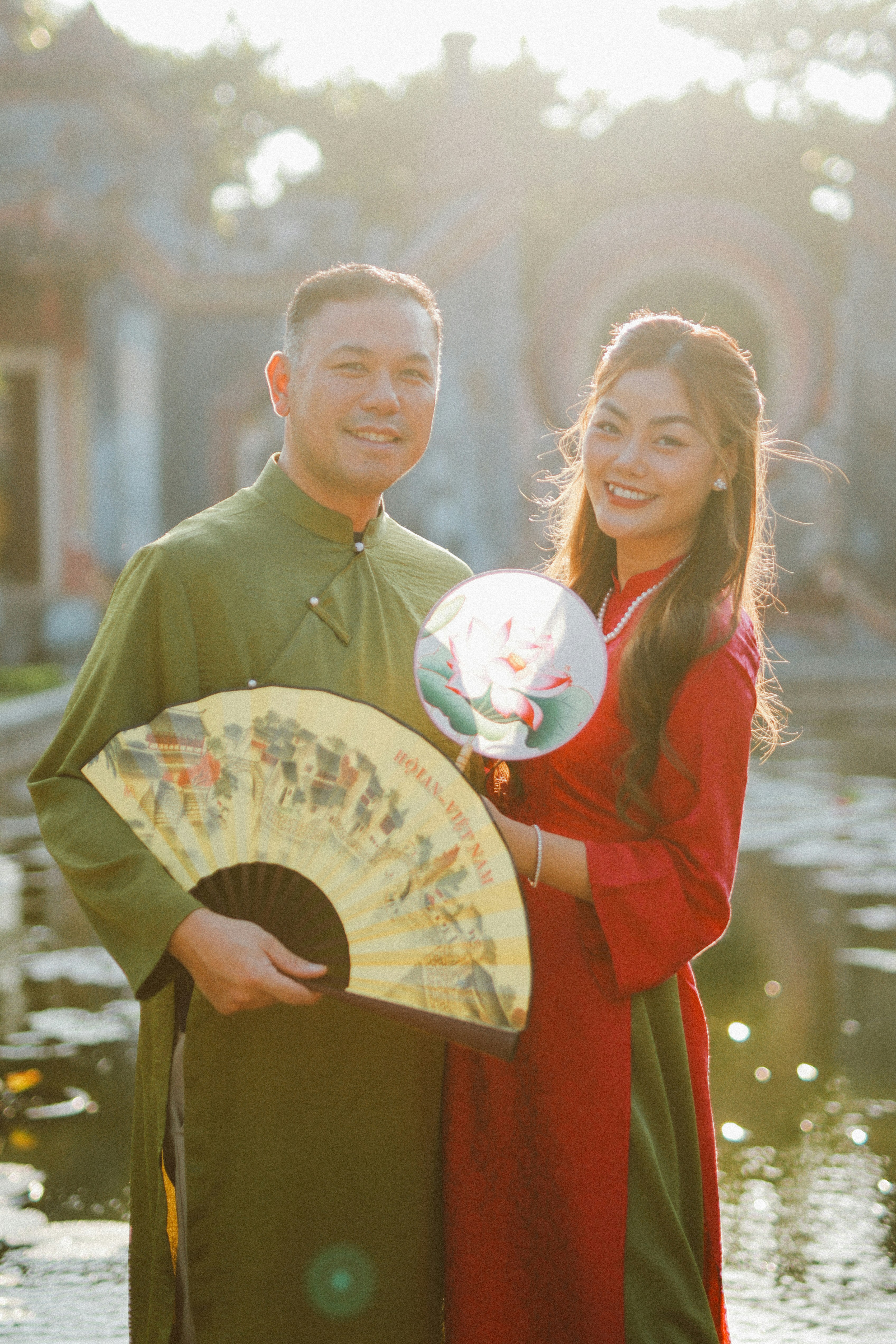 A couple poses, holding fans. photo – Free Woman Image on Unsplash