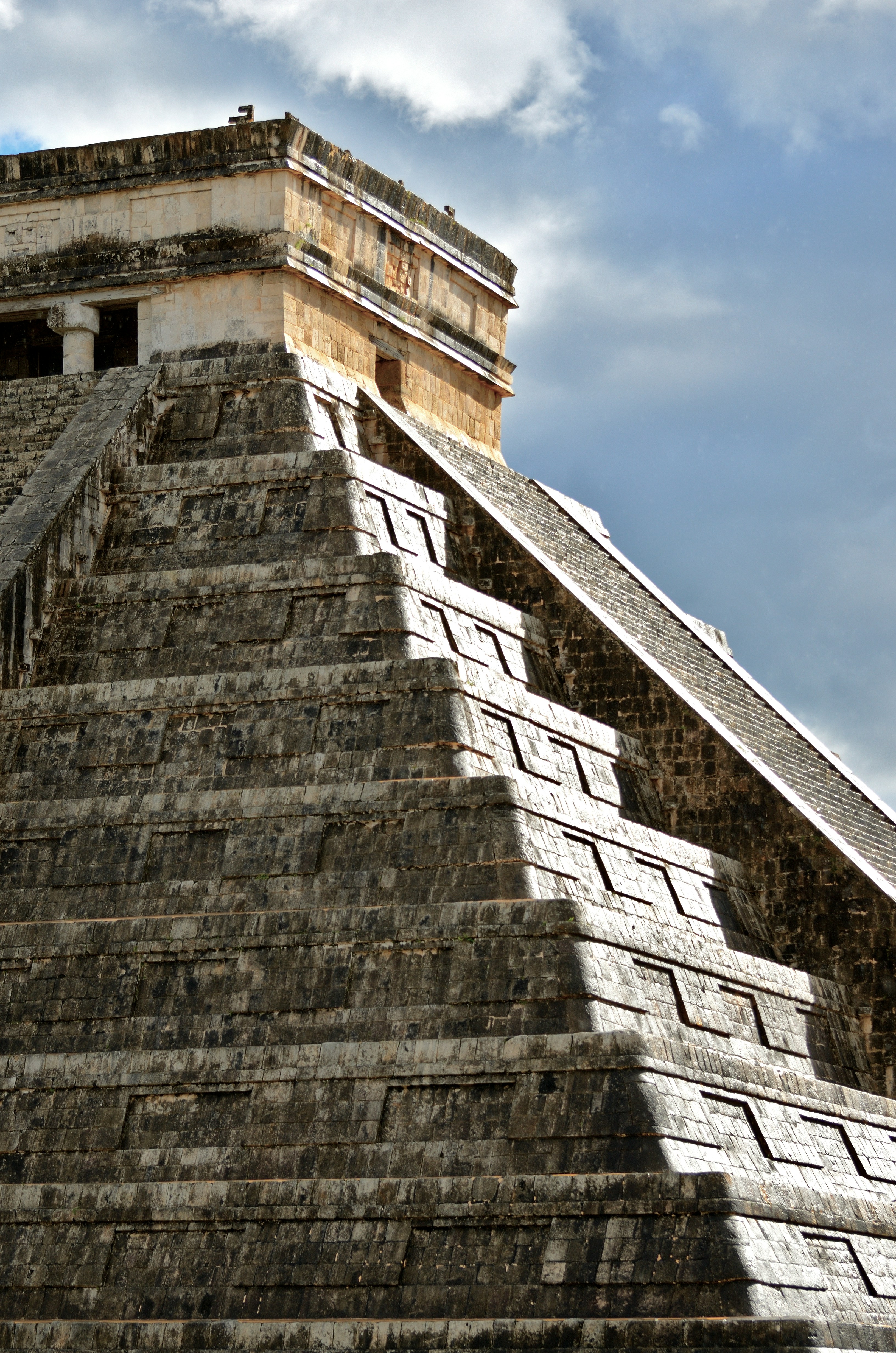 Temple of Kukulcán, Chichen Itza, Mexico | The ancient mayan pyramid of chichen itza stands tall.