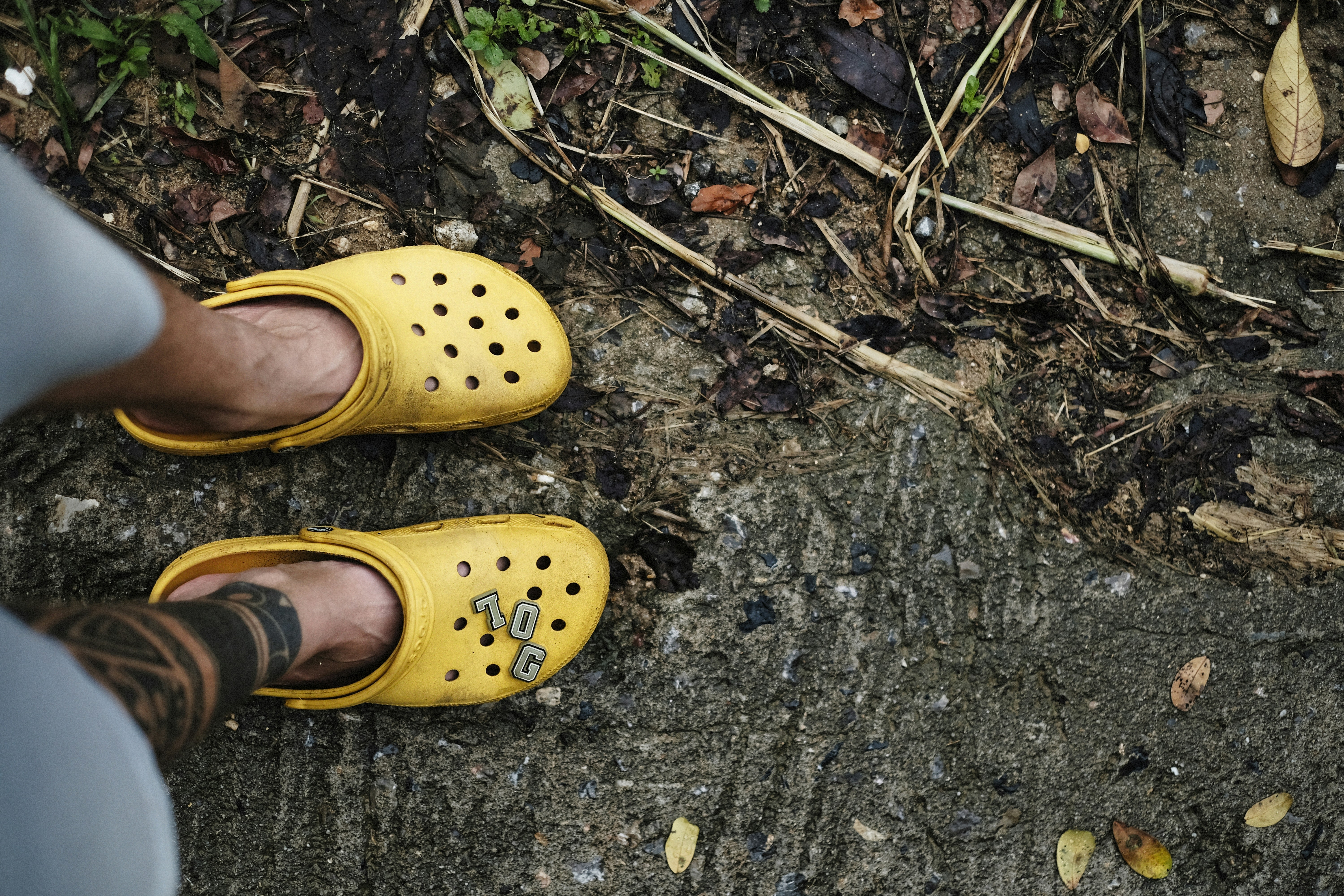 Yellow crocs on someone's feet. photo – Free Image on Unsplash