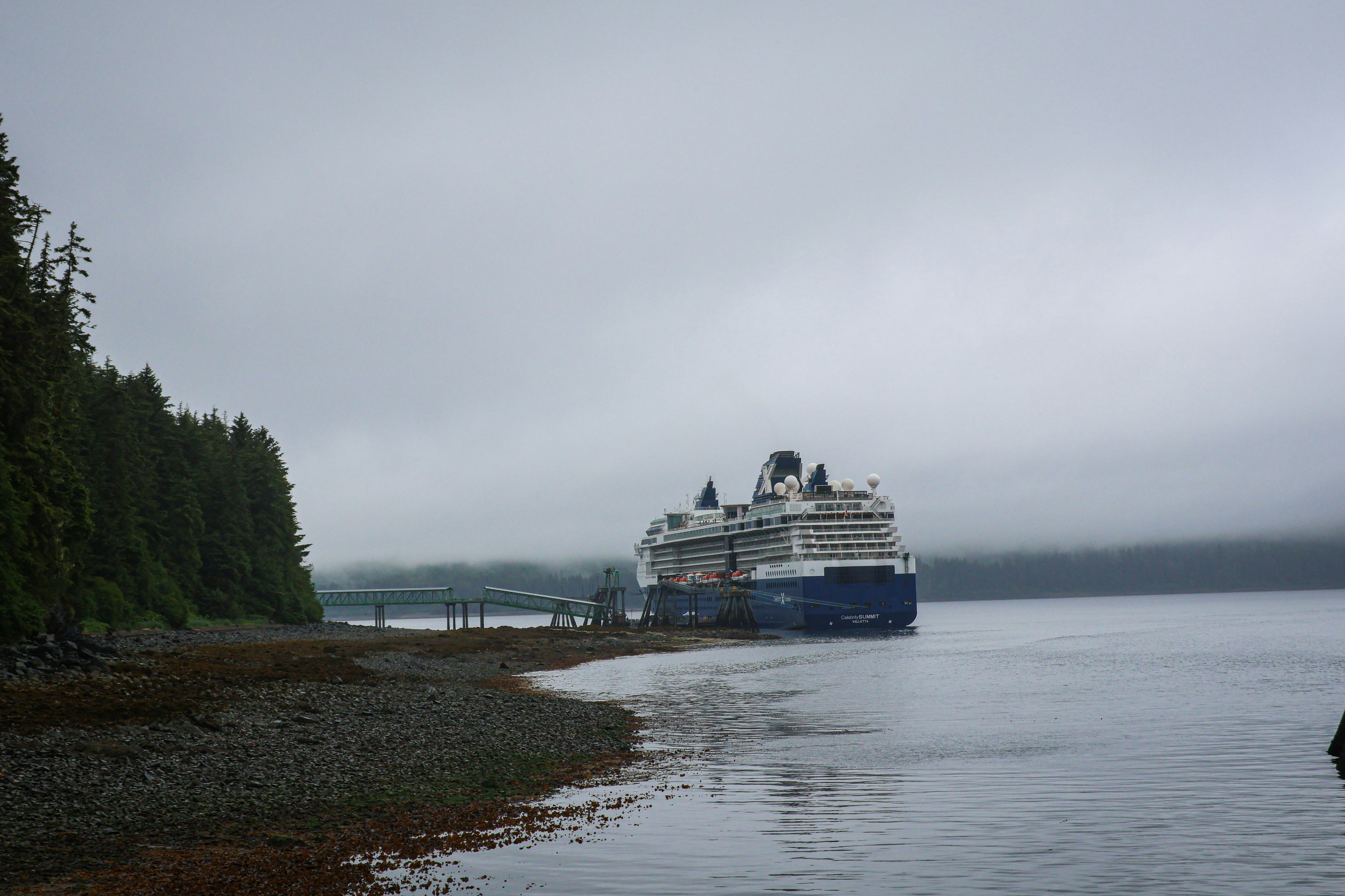 A cruise ship docks in a cloudy cove. photo – Free Alaska Image on Unsplash