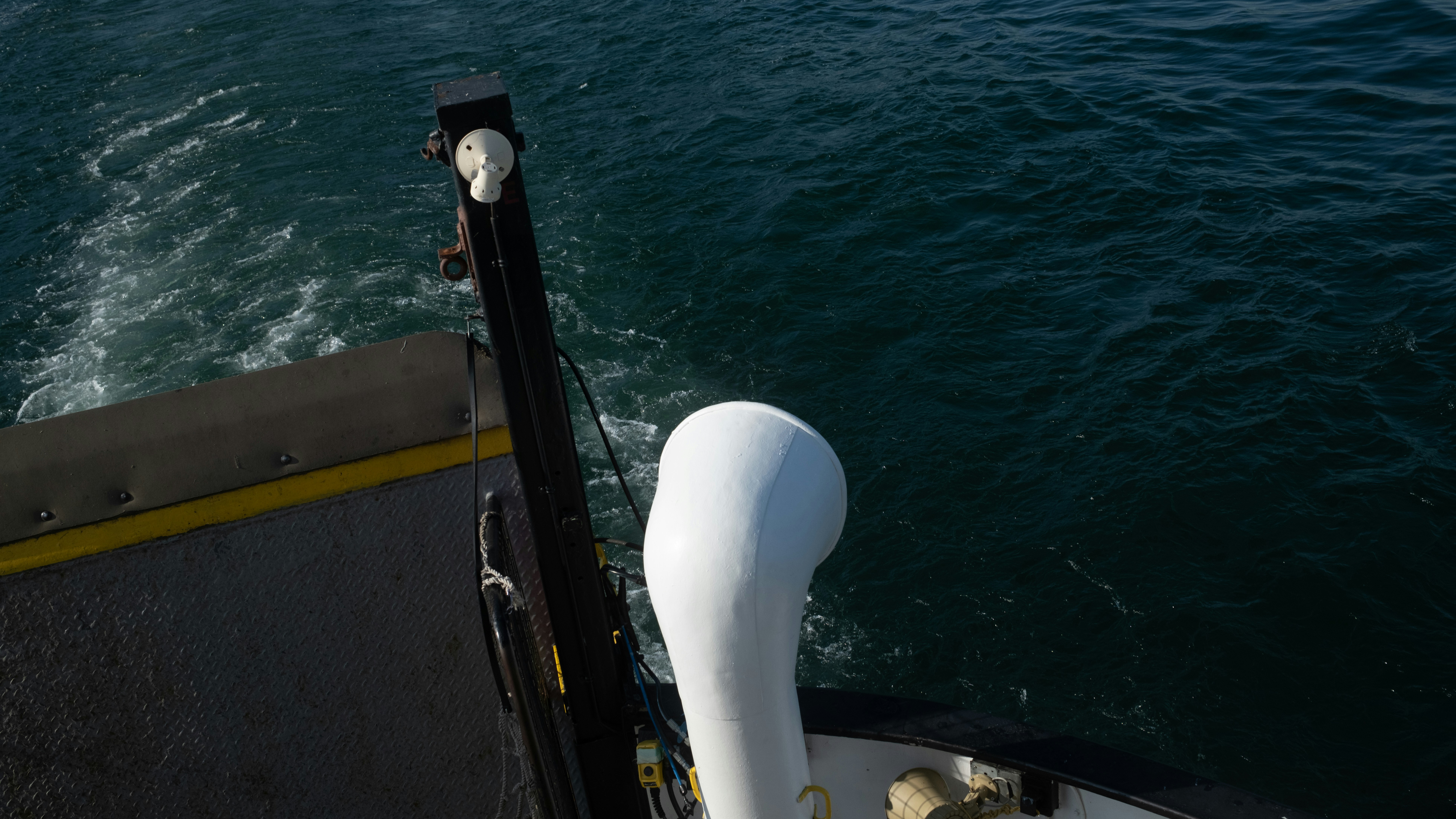 A boat's stern travels through the blue ocean. photo – Free Canada ...