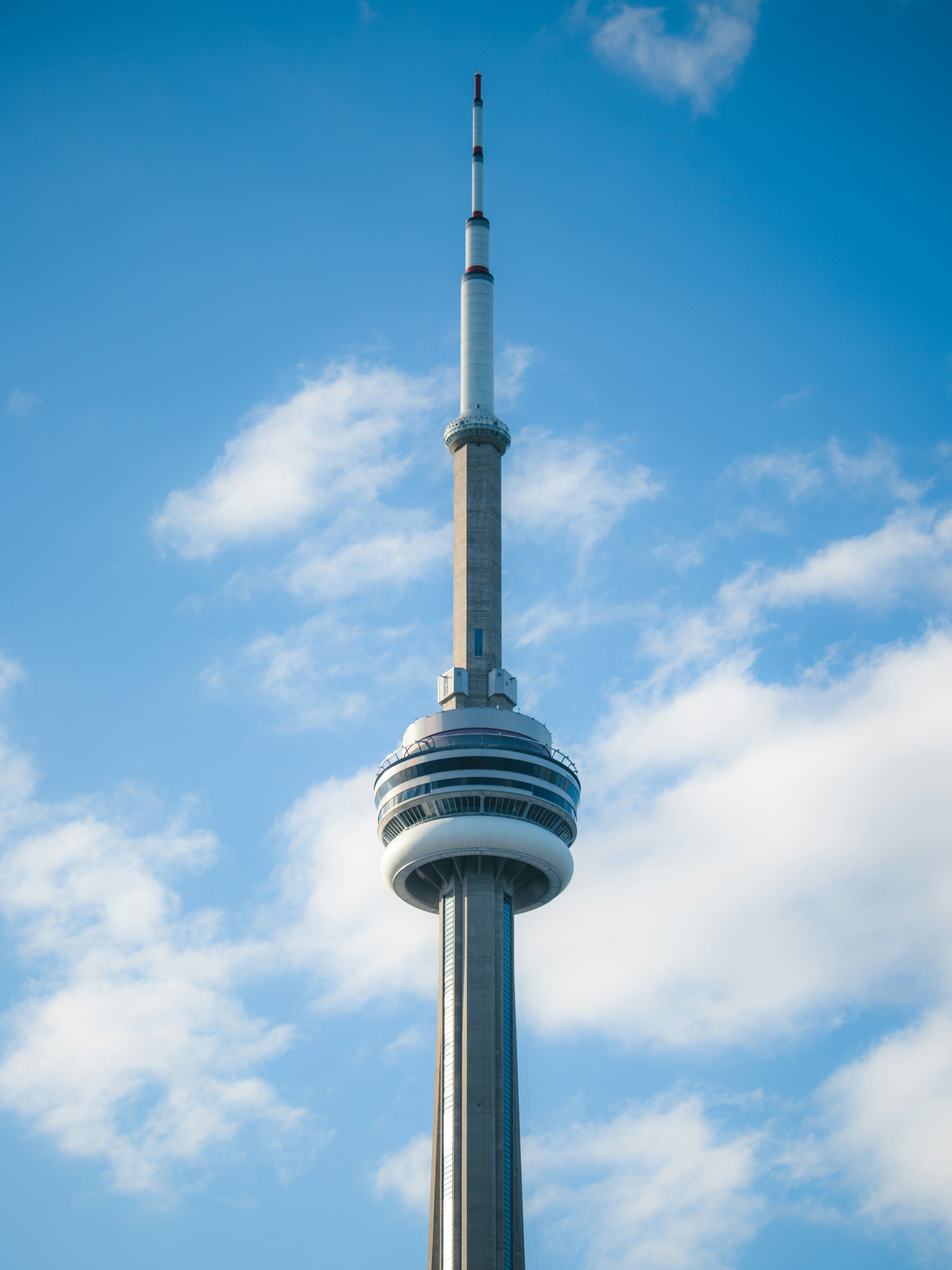 Spire in the Sky: Toronto’s CN Tower Reaching Toward a Bright Blue