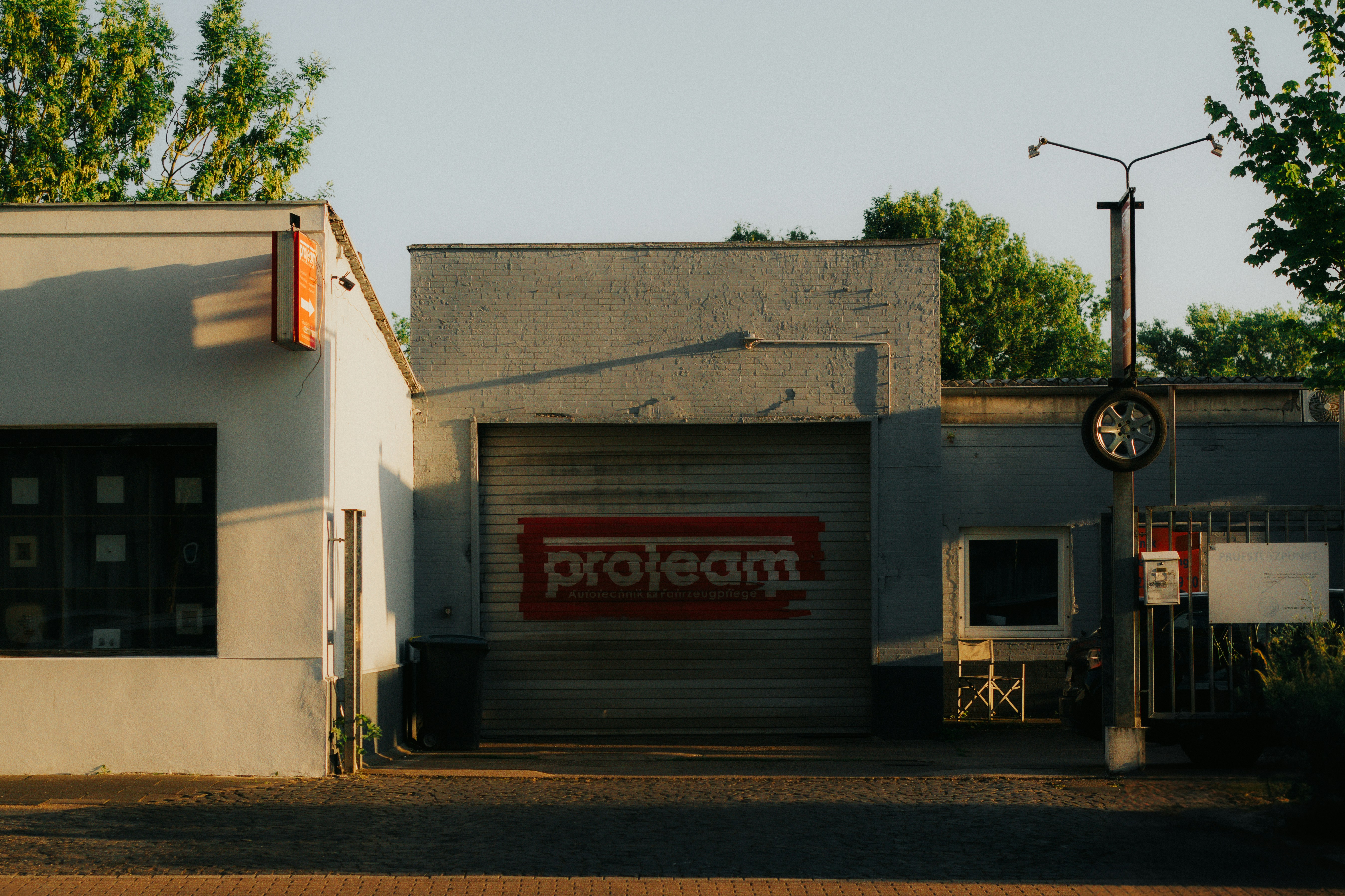A garage door with "proteam" on it.
